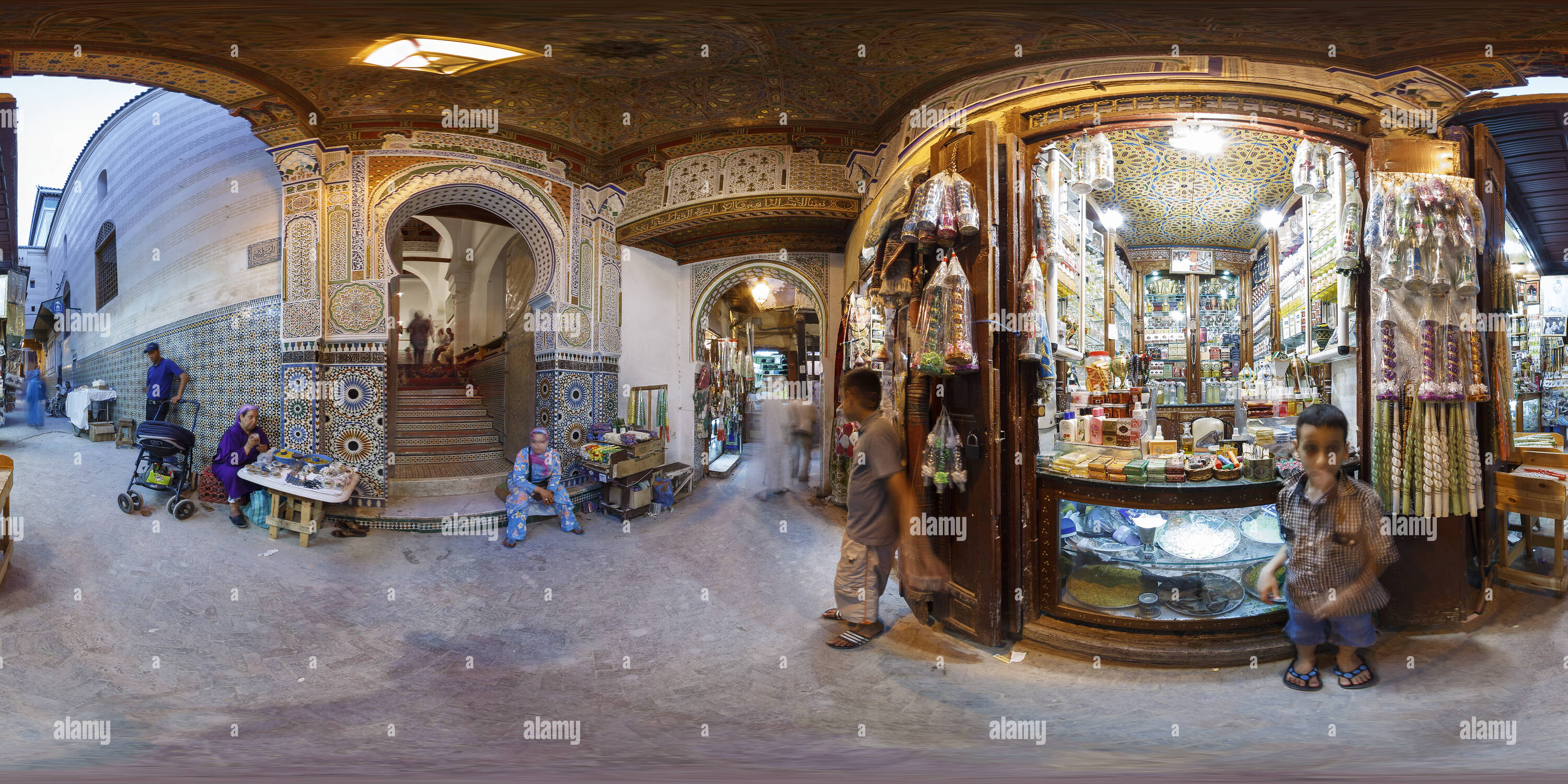 360° view of mosque in medina. fes - Alamy