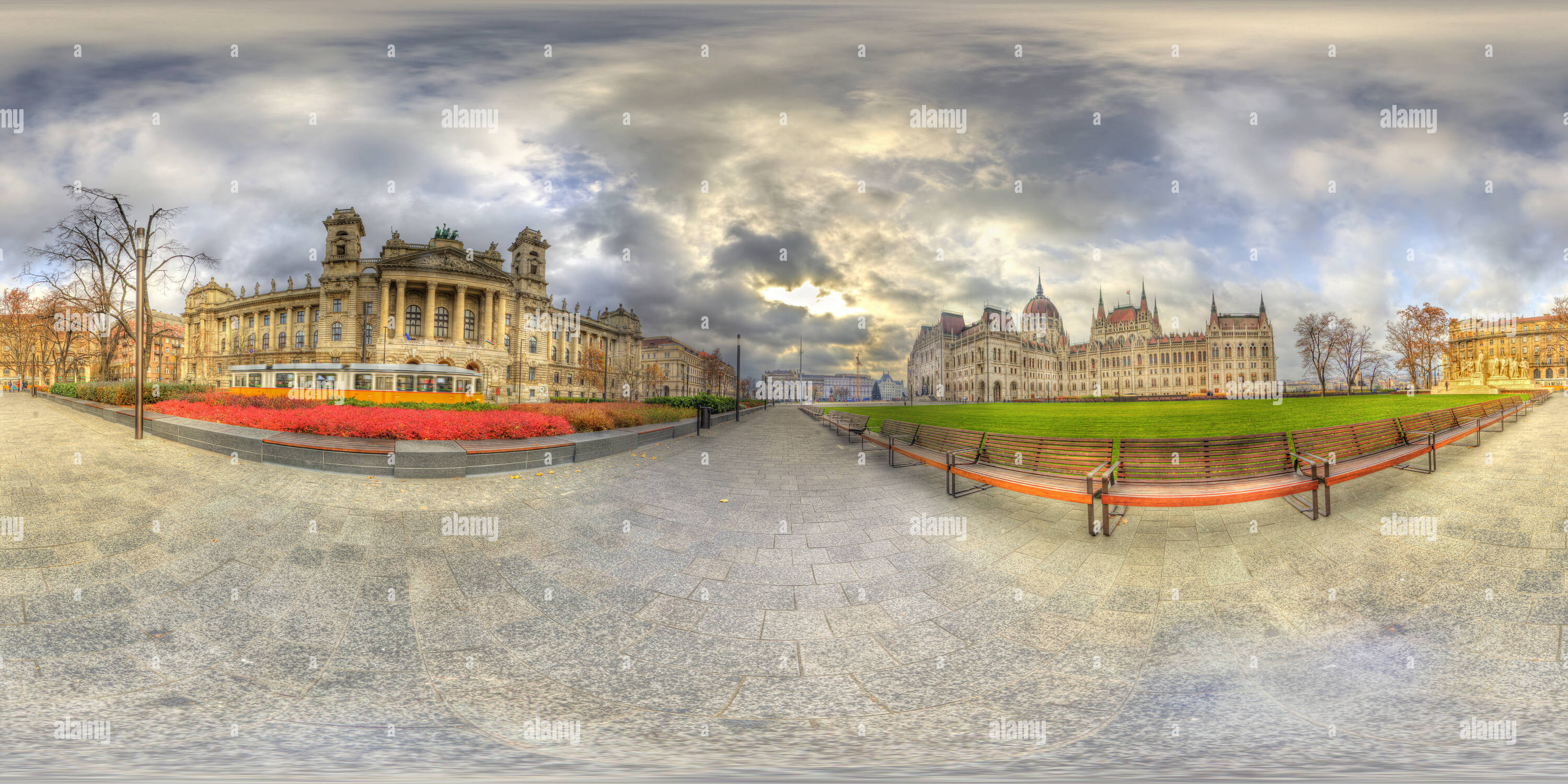 360° view of Parliament in Kossuth Square. Budapest - Alamy
