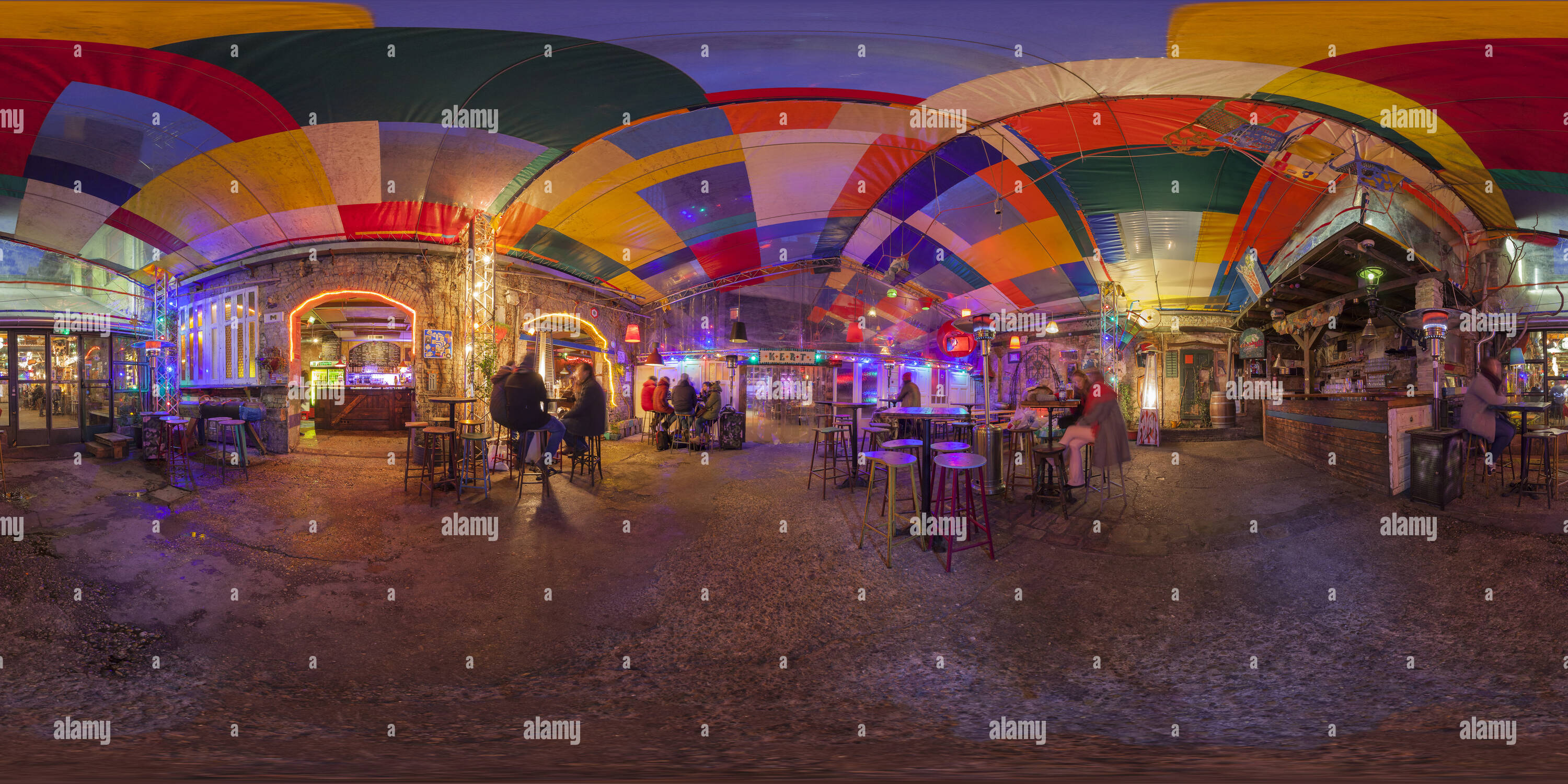 360° view of Szimpla ker ruin bar1. Budapest - Alamy