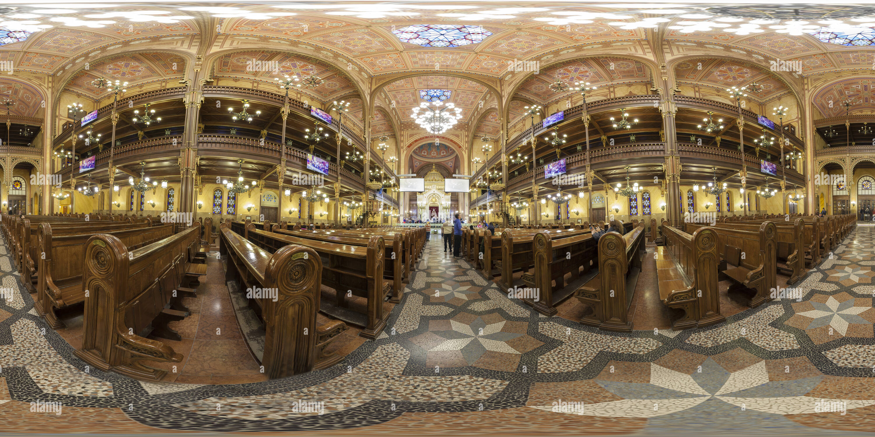360° view of Dohany street great synagogue. Budapest - Alamy