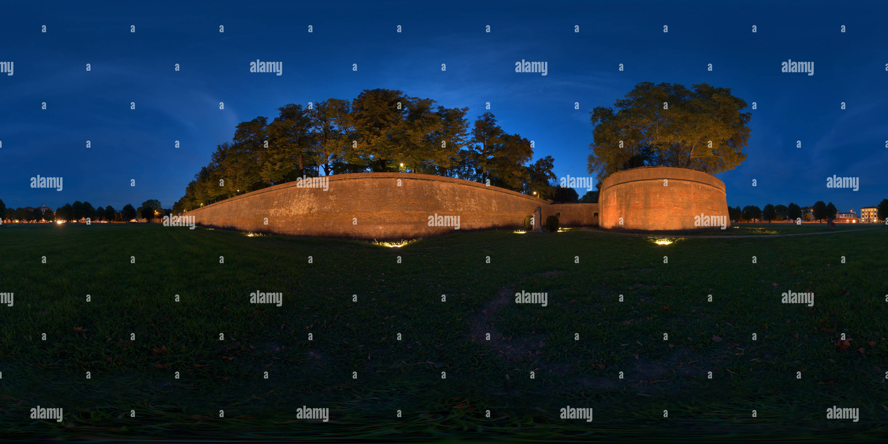 360° view of City Wall, Lucca - Alamy