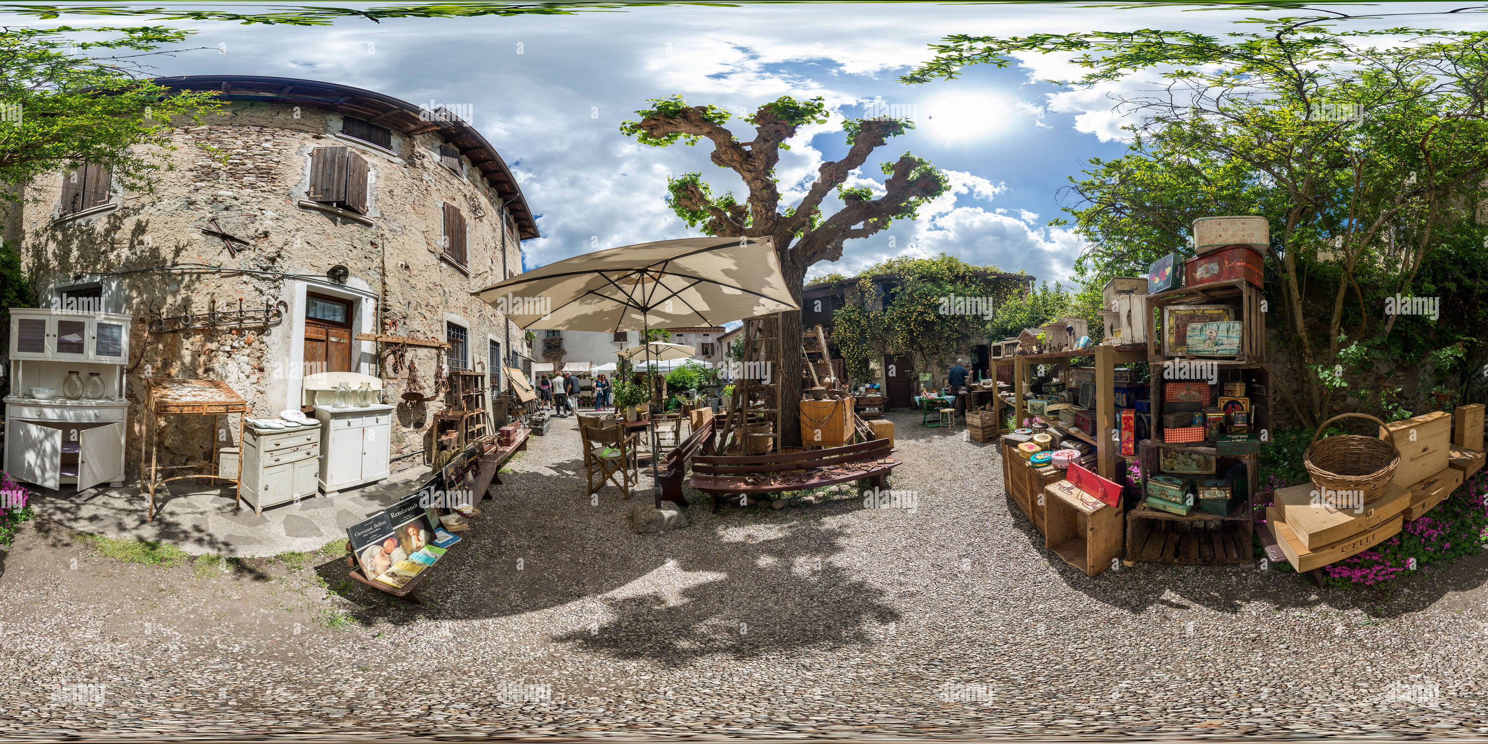 360° view of Old things for sale - Alamy