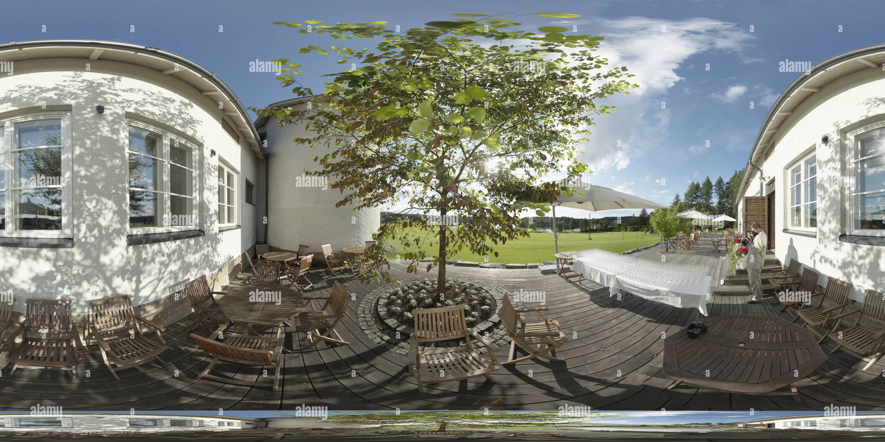 360° view of 300 glasses of wine - Alamy