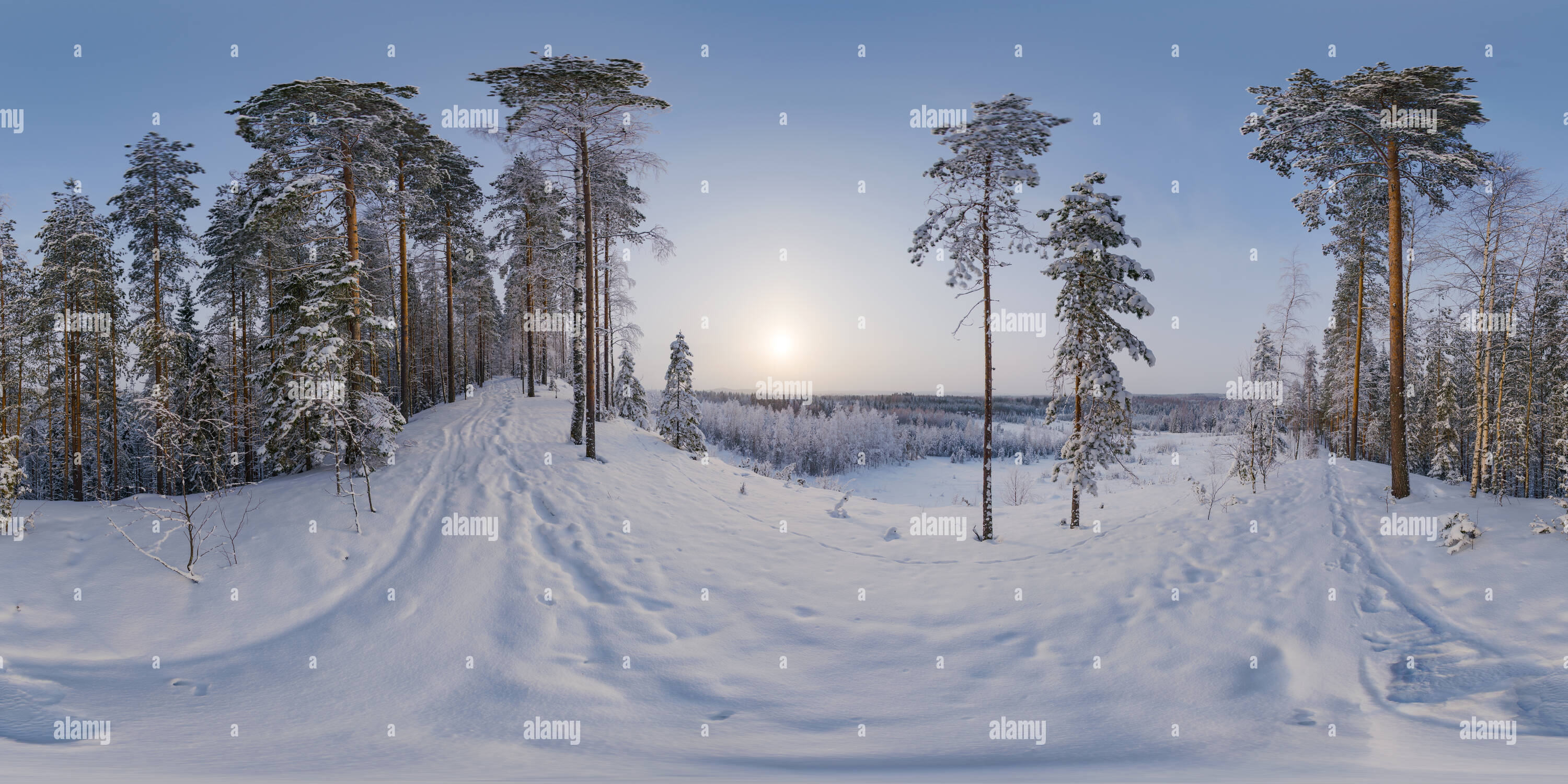 360° view of Path along the top of a snow-coated esker - Alamy