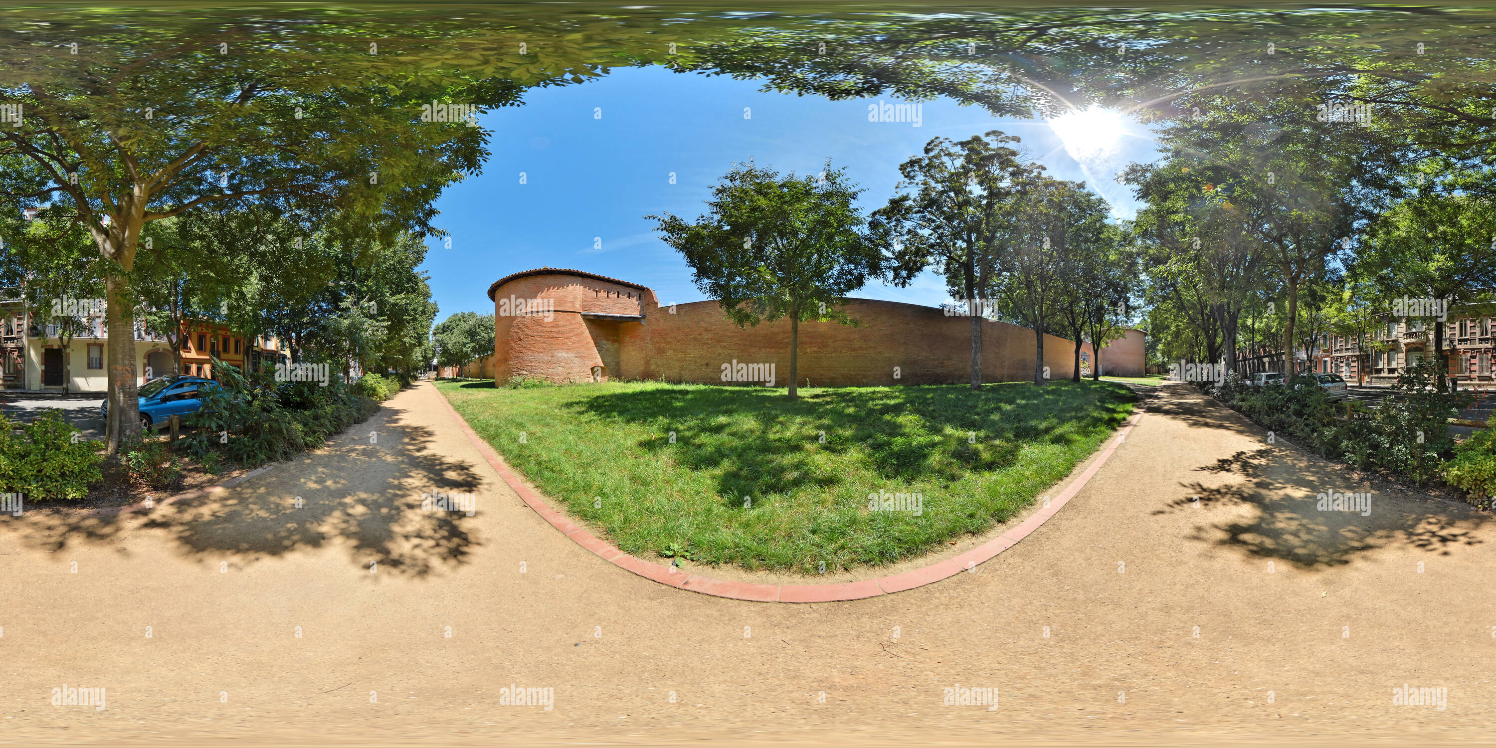 360° view of Remparts et tours du boulevard Armand-Duportal à Toulouse ...