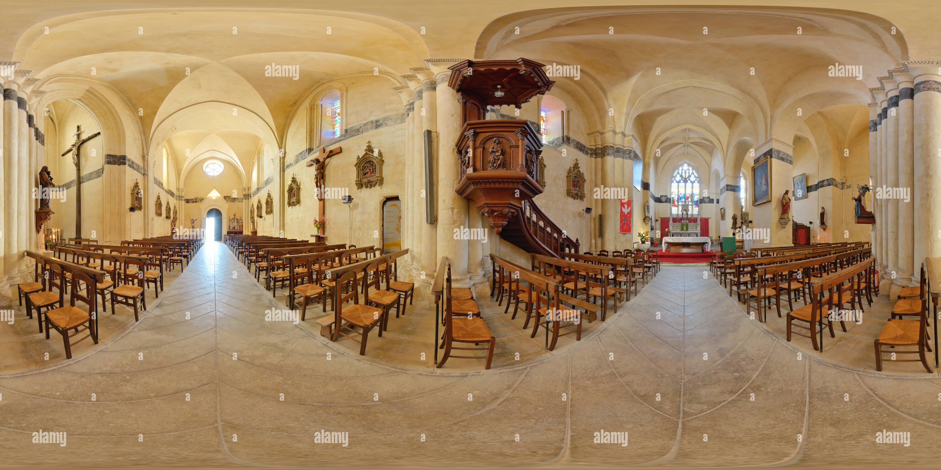360° view of Nef de l'église de Saint-Fort-sur-Gironde - France - Alamy