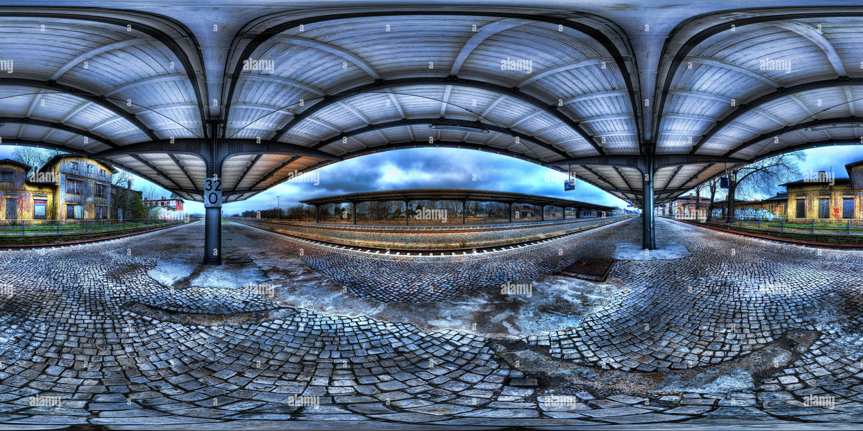 Bahnsteig bahnsteig hi-res stock photography and images - Alamy