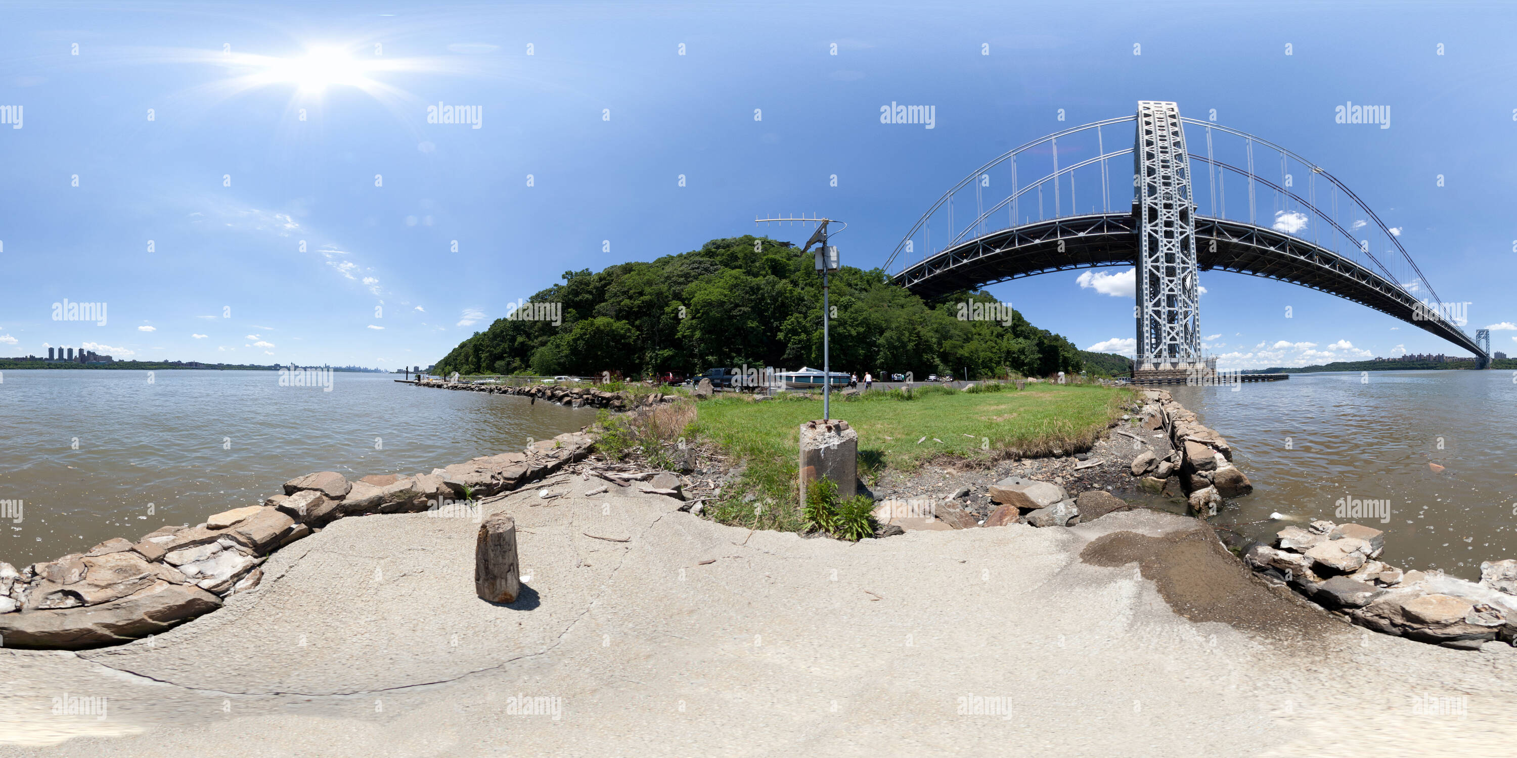 360° view of George Washington Bridge, from Hazard's Dock Boat Ramp - Alamy