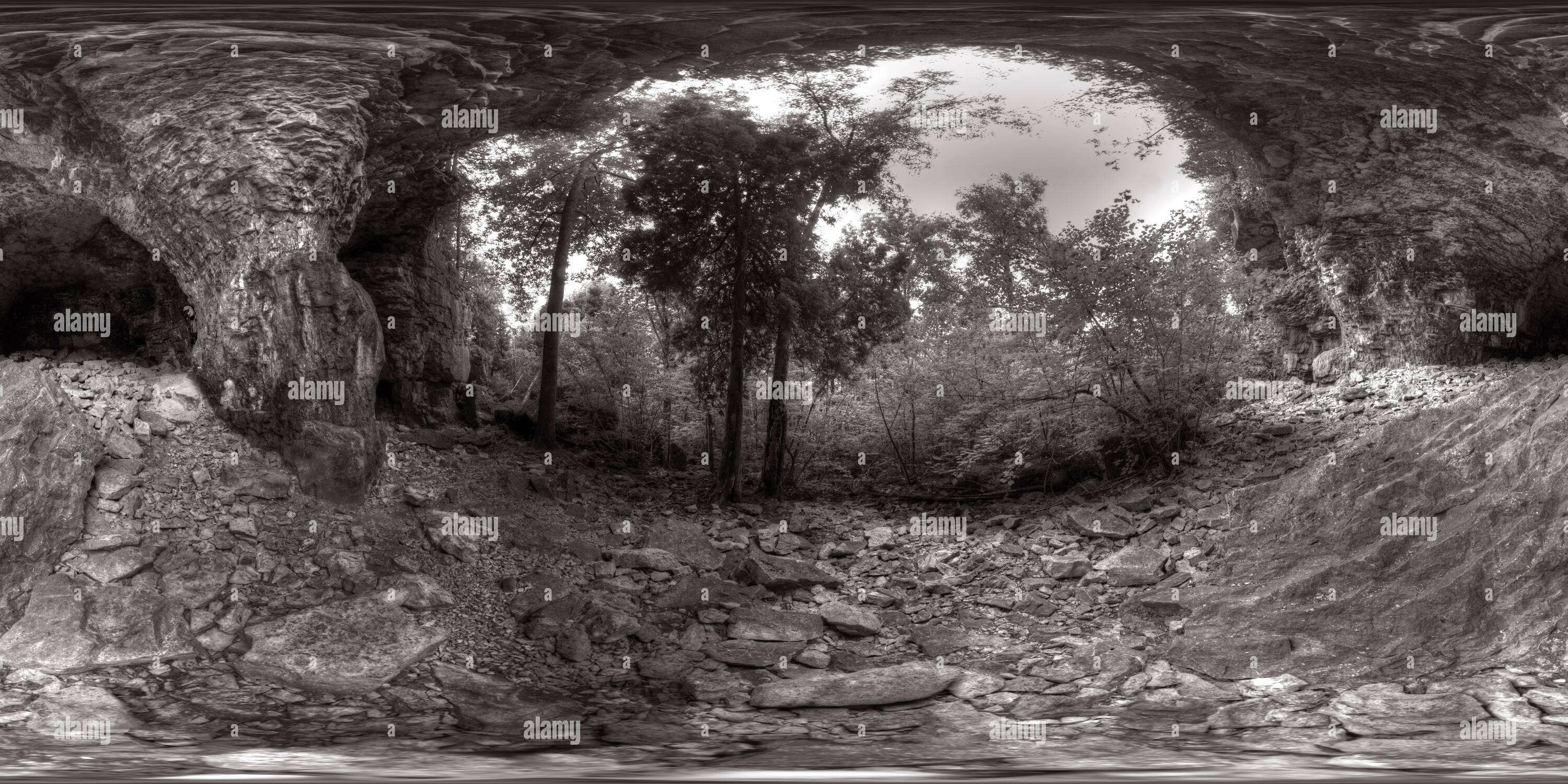 Niagara escarpment cave hi-res stock photography and images - Alamy
