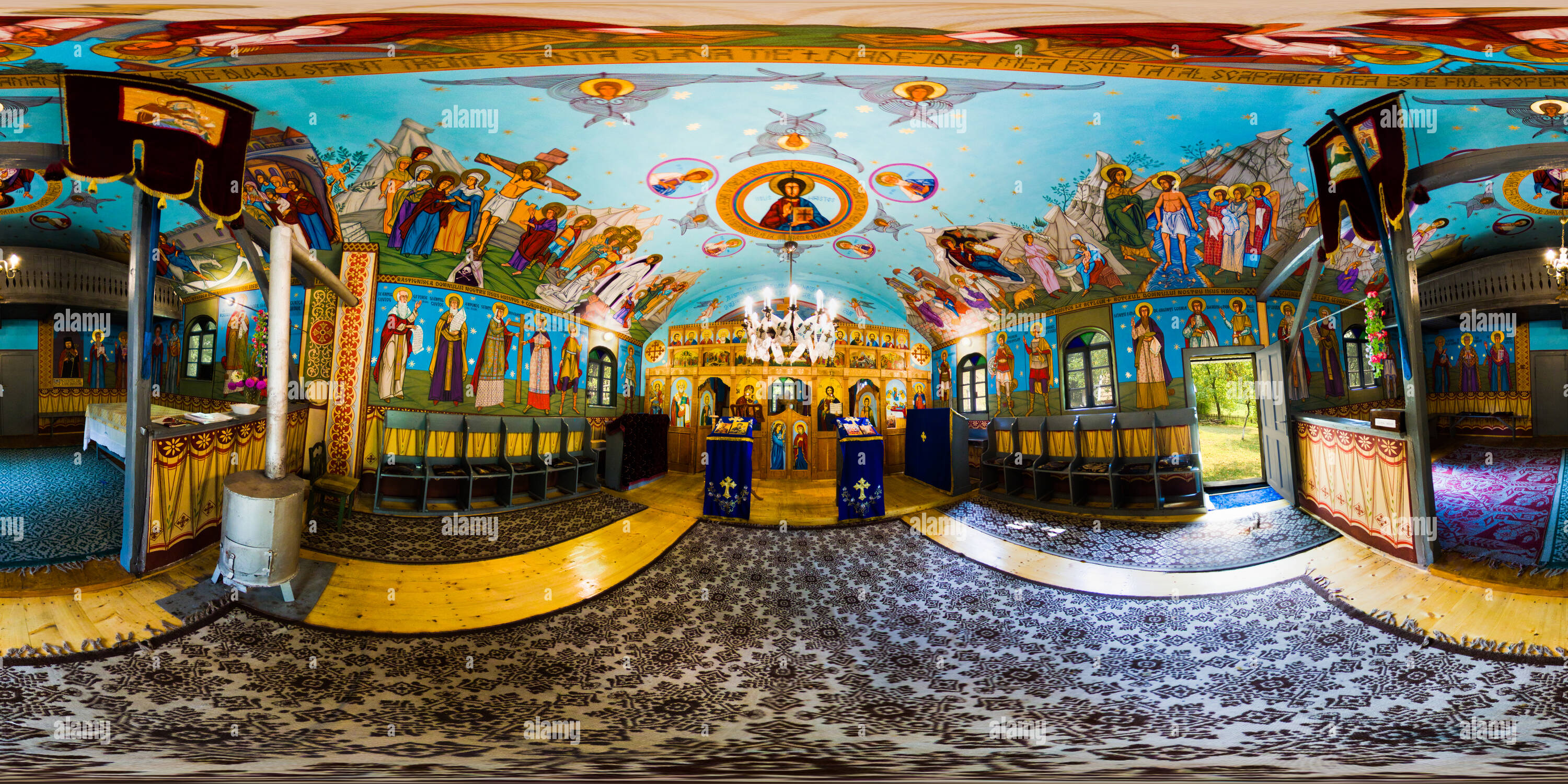 360° view of Luncani wooden church (interior - Alamy