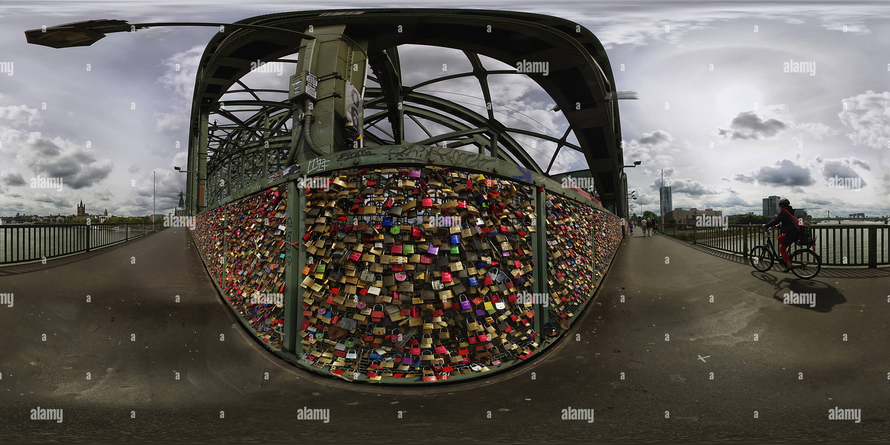360° view of Cologne, "love locks" on the bridge - Alamy