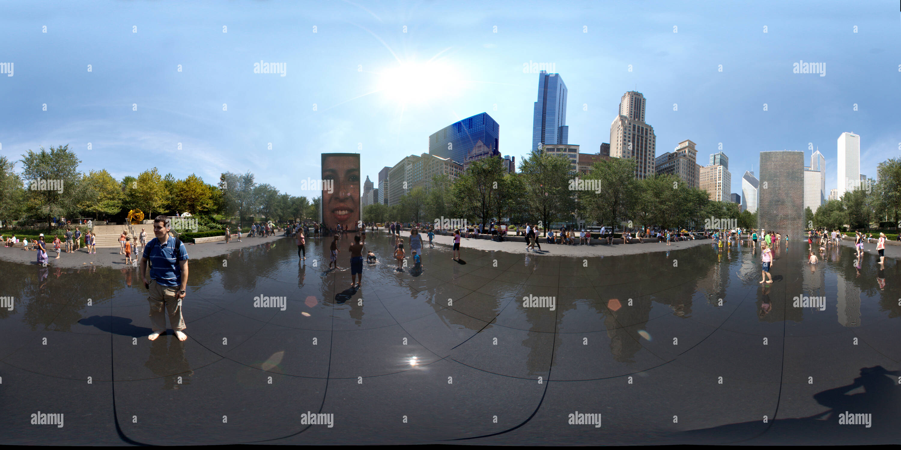 360° view of Chicago Millenium Park The Crown Fountain - Alamy