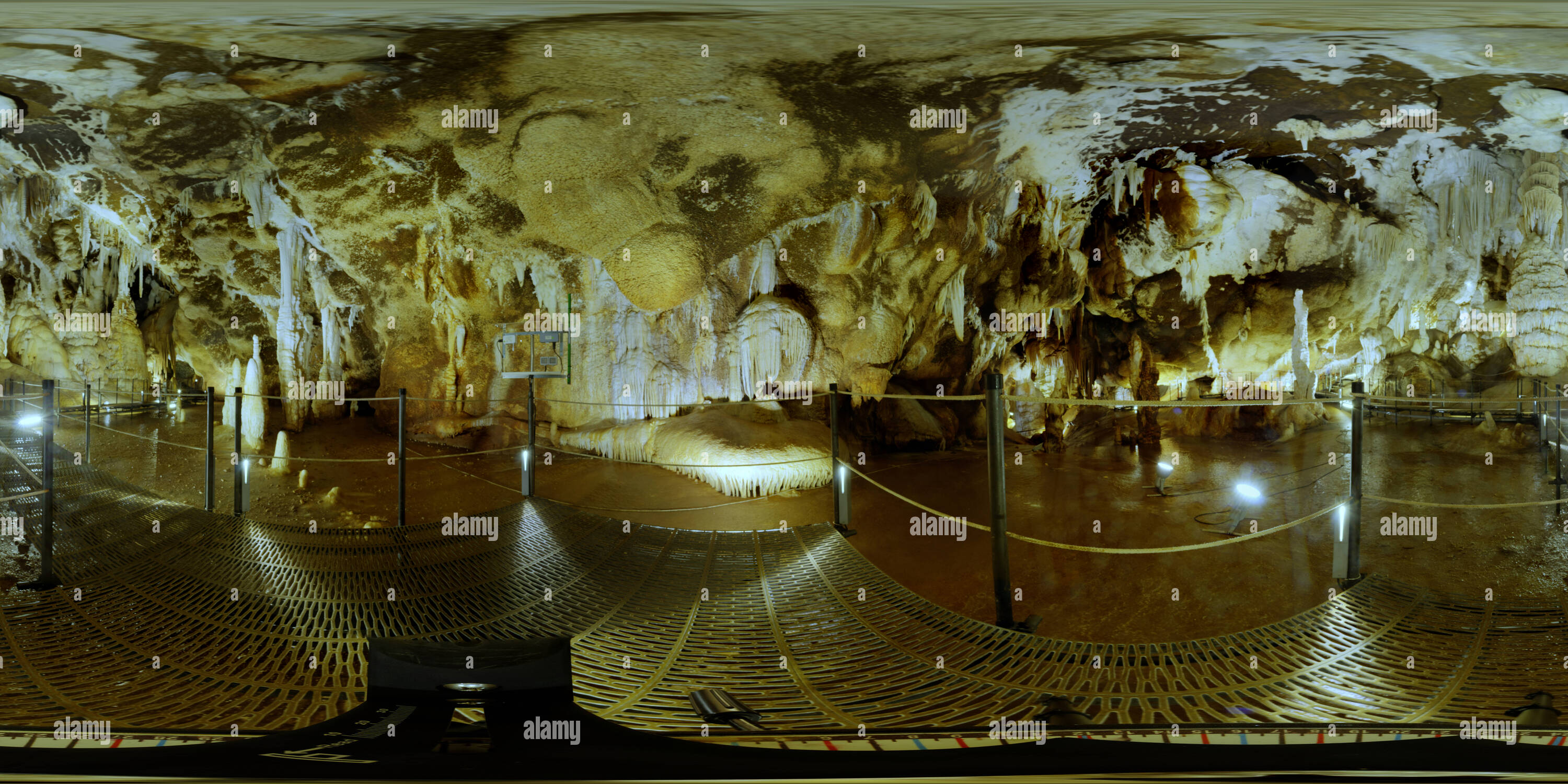 Aragonite cave hi-res stock photography and images - Alamy