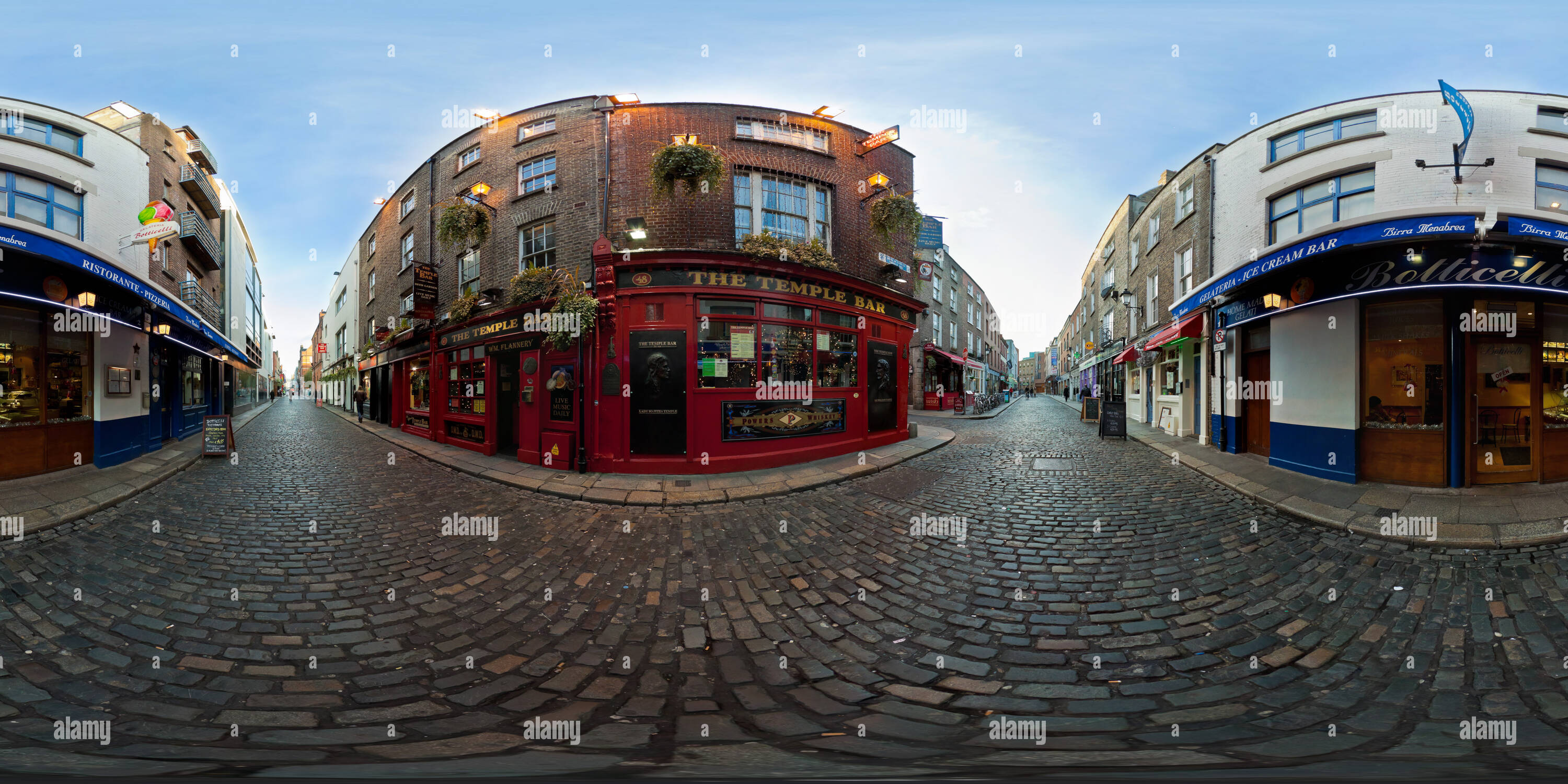 360° view of Temple bar in Dublin - Alamy