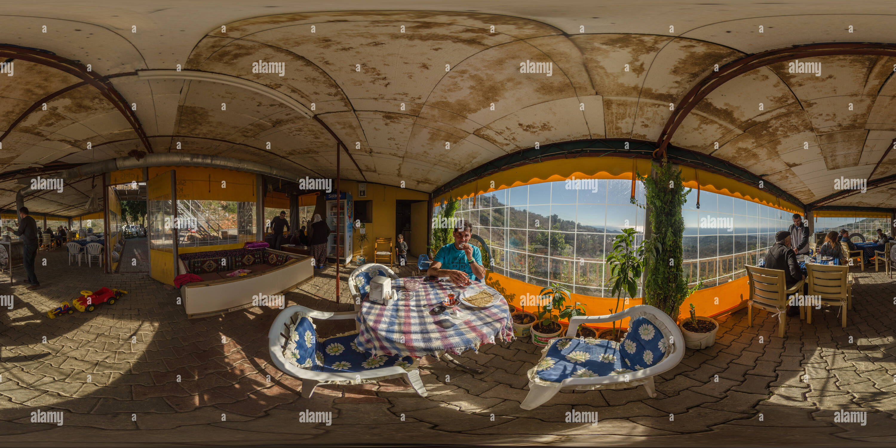 360° view of In einem Restaurant an der Straße - Alamy