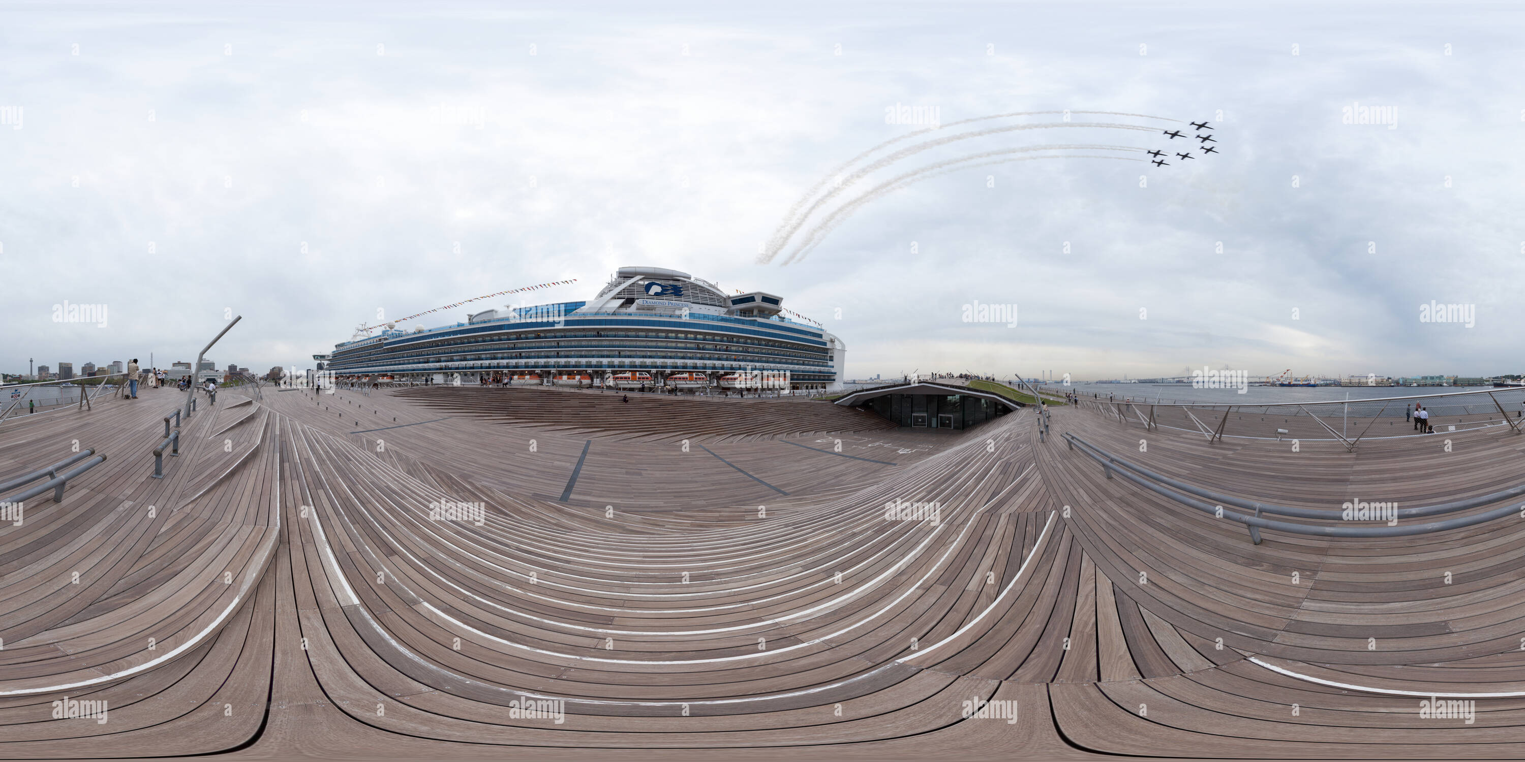 360° view of Diamond Princess, Osanbashi Pier - Alamy