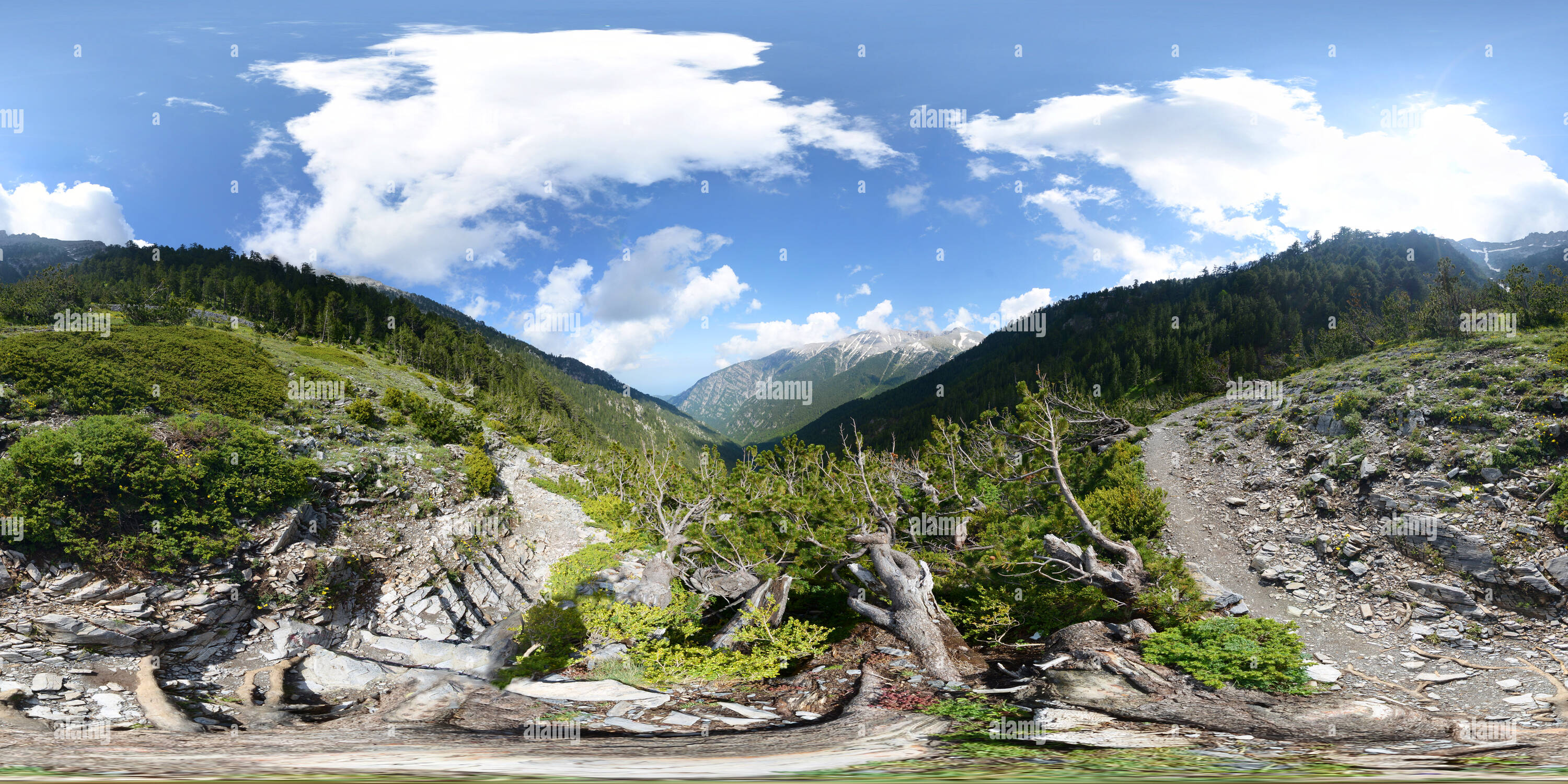 360° view of Mount Olympus. The road from Refuge A (2100 meters) down ...