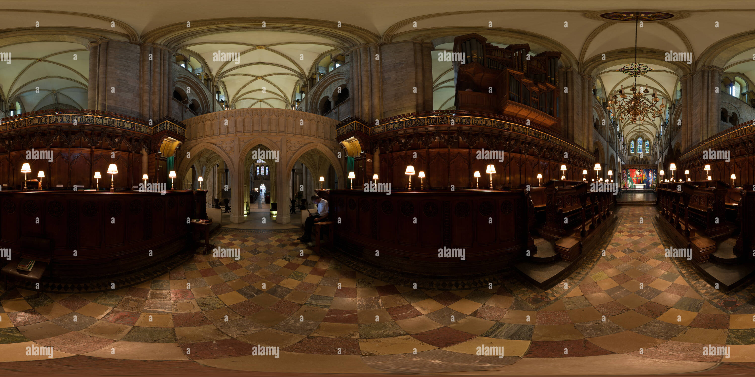 360° view of Chichester Cathedral Quire - Alamy