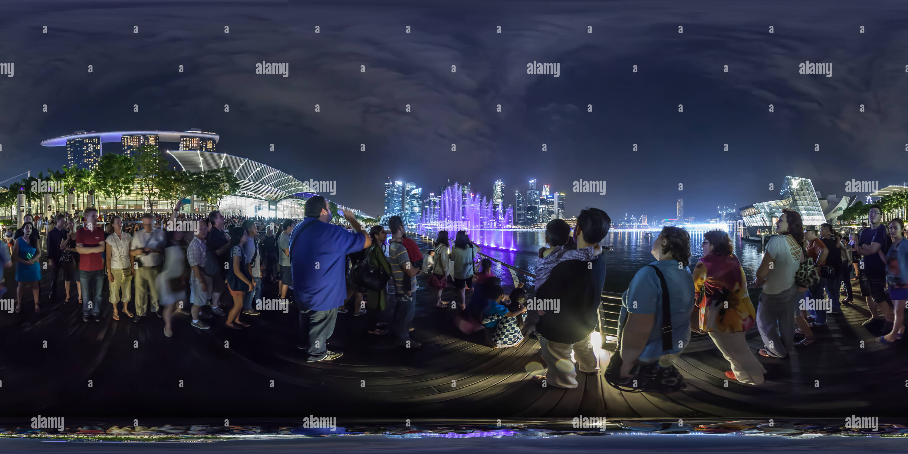 360° view of Marina Bay Sands Atrium - Alamy