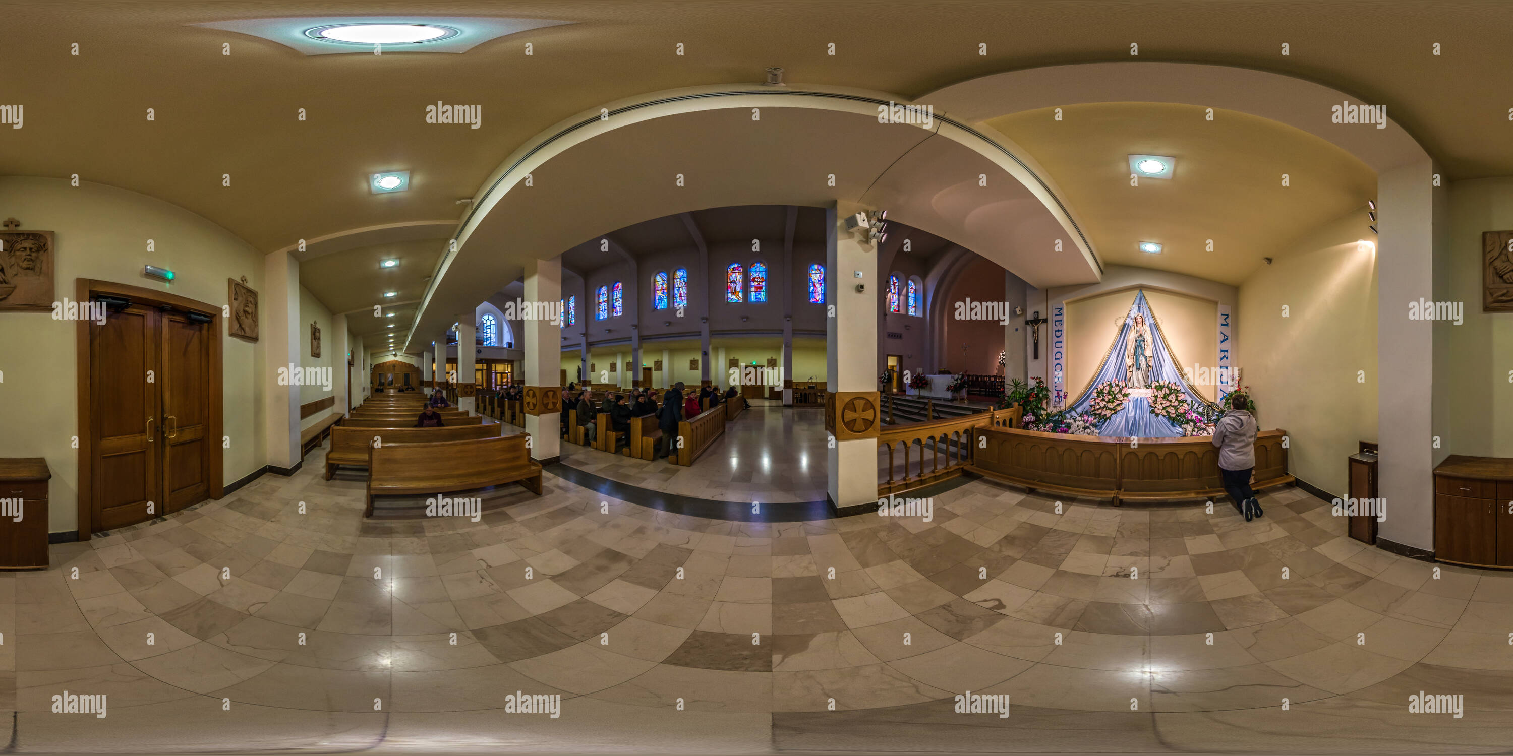 360° view of Saint James Church - interior - Alamy