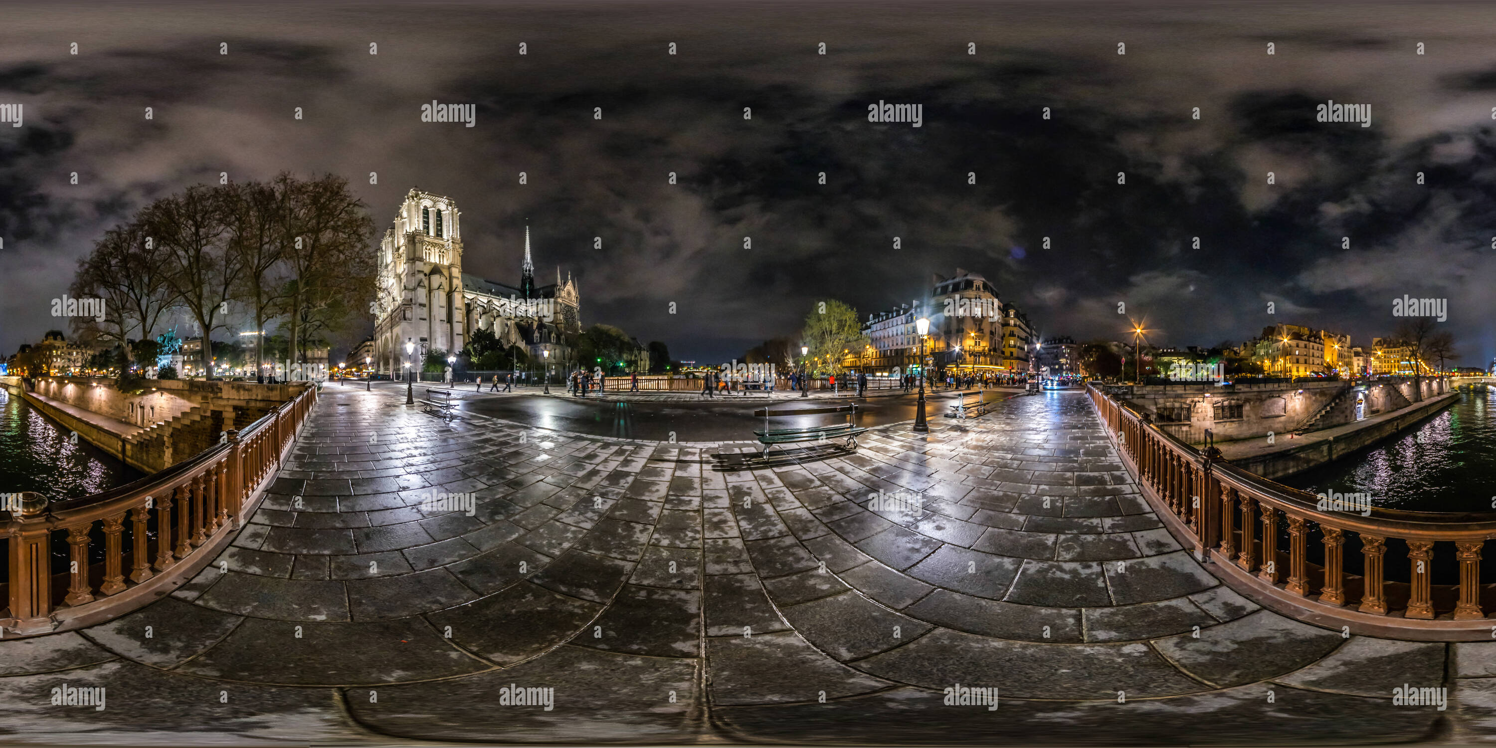 360° view of Notre-Dame de Paris - Alamy