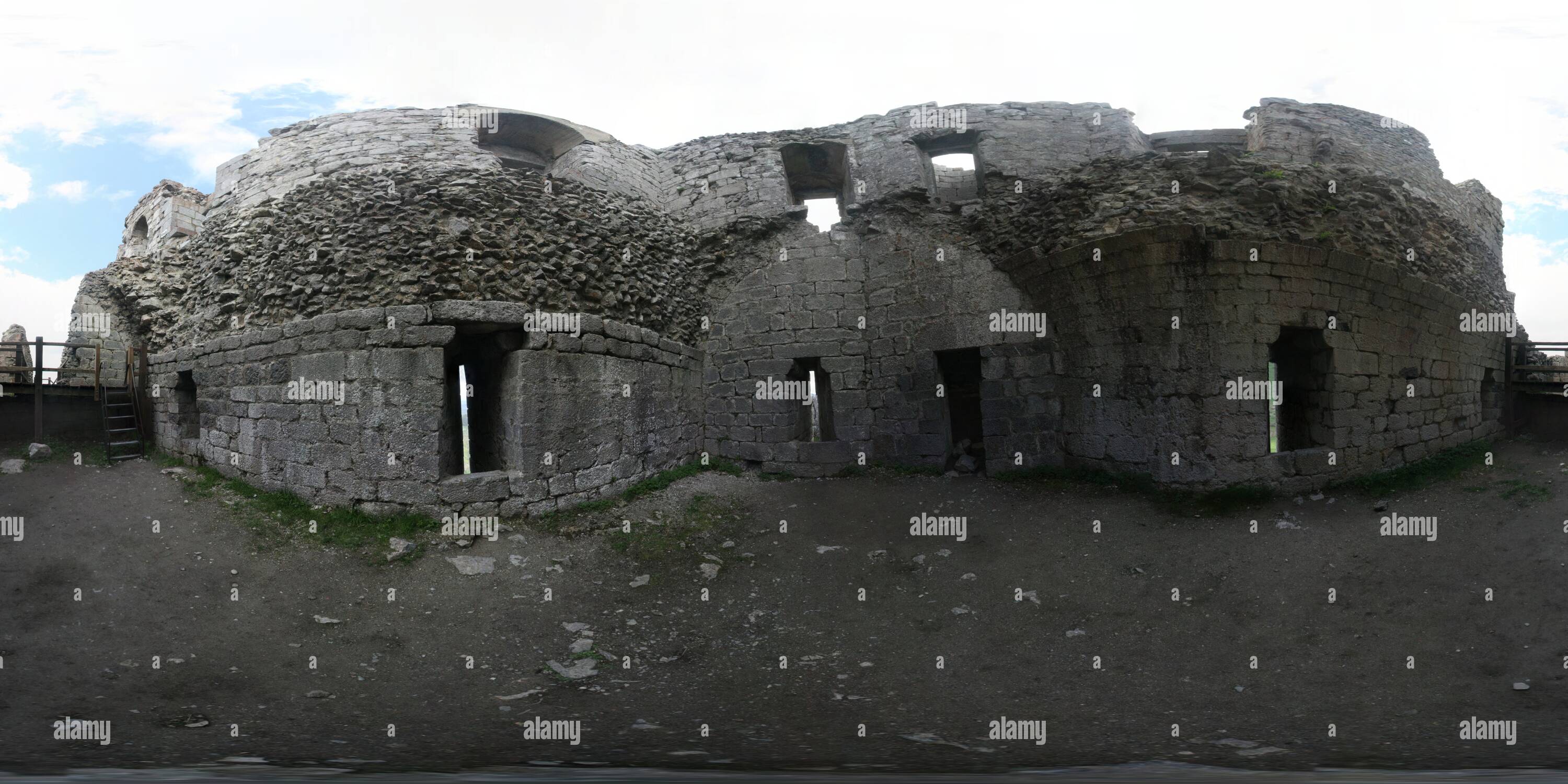 360° view of Castell de Montsegur (interior torre - Alamy