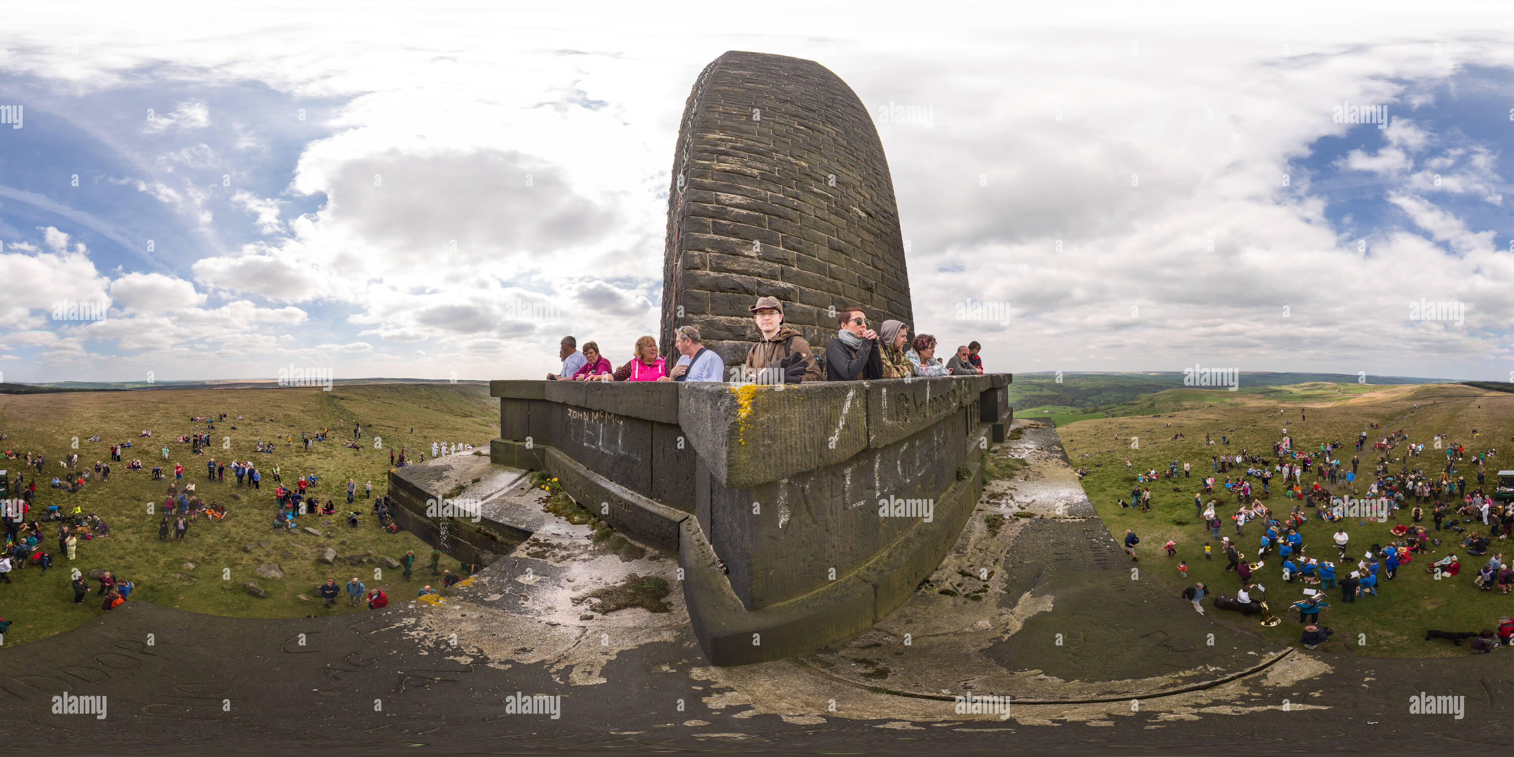 360° view of A selfie sideways glance from Stoodley Pike monument - Alamy
