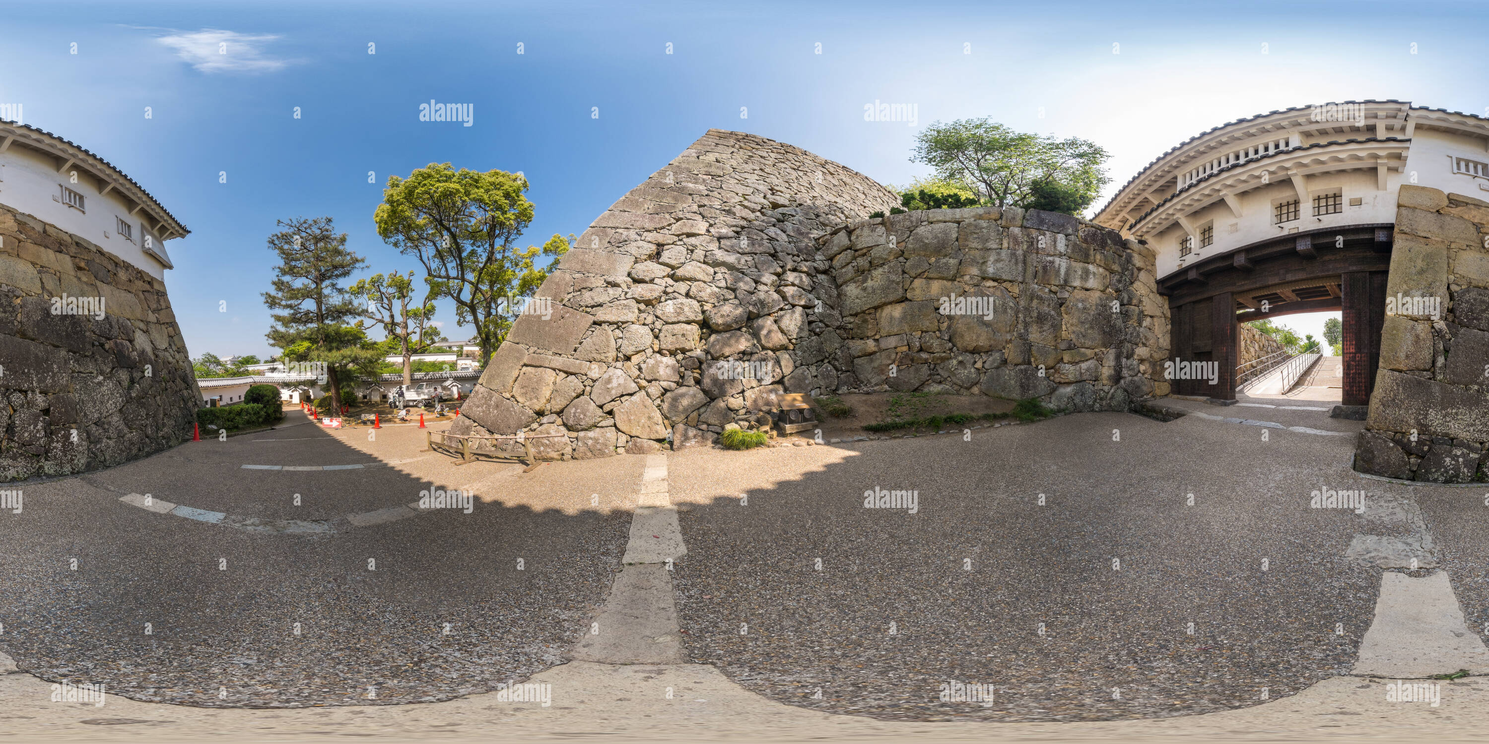360° view of "Nu" Gate and Curved Stone-Wall, Himeji Castle - Alamy