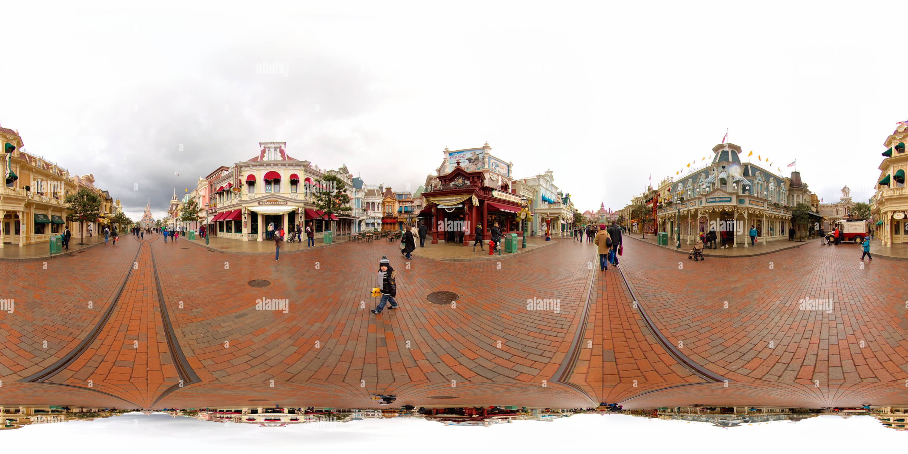 360° view of Disneyland paris - Mainstreet USA - Alamy