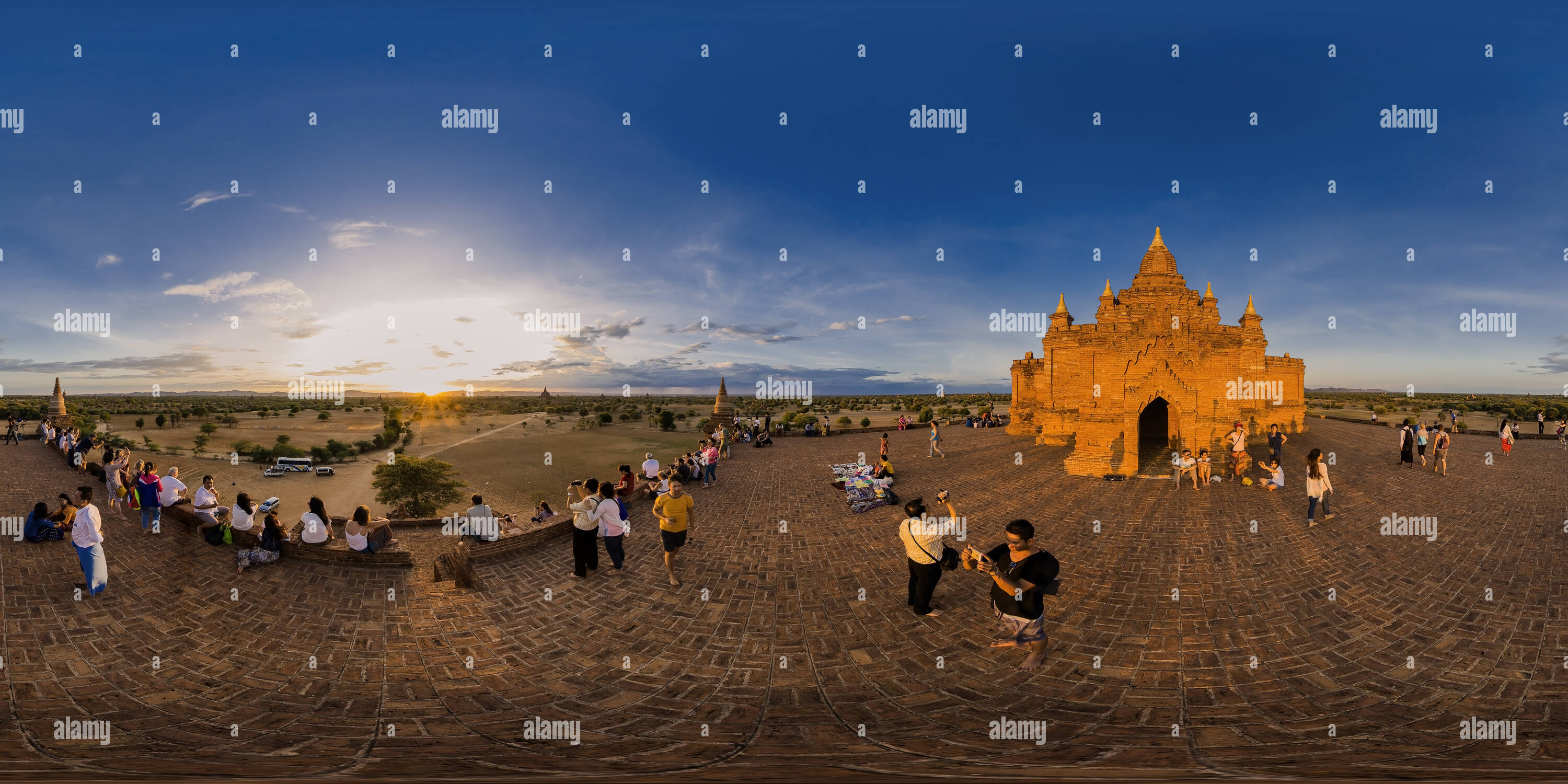 360° view of The sunset of Pya-tha-da Pagoda - Alamy
