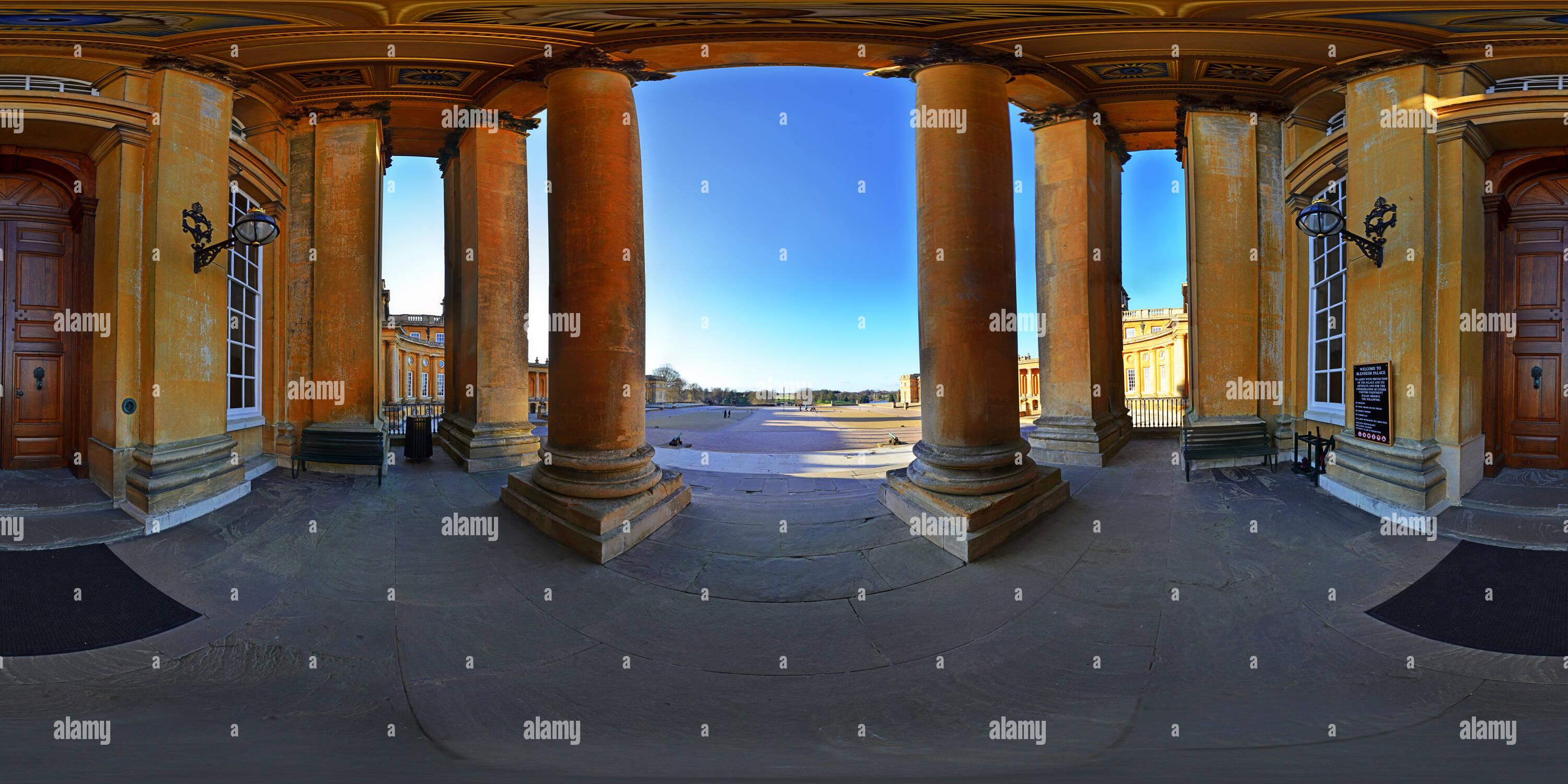 Grand entrance buckingham palace hi-res stock photography and images ...