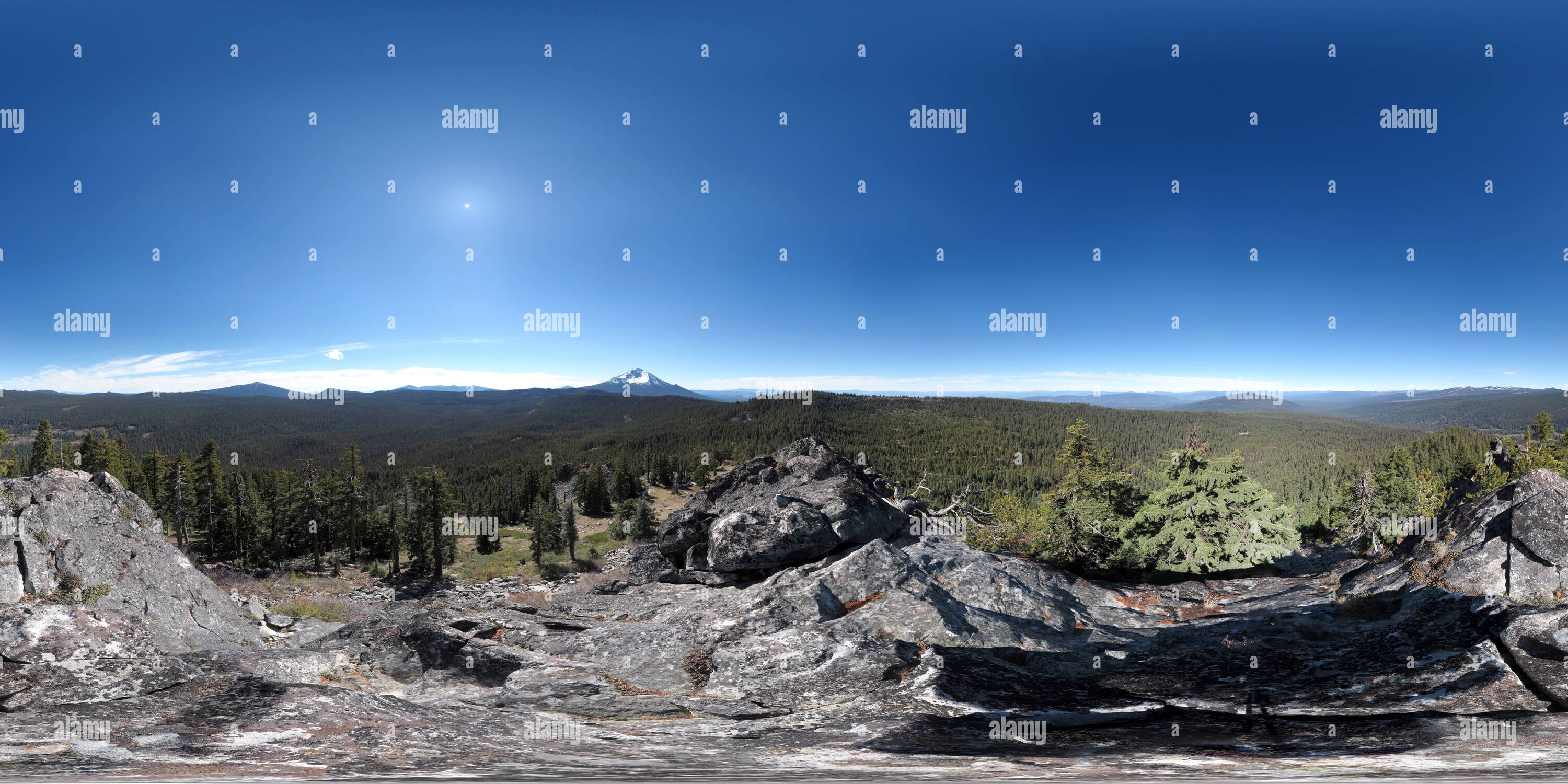 360° view of Smith Rock (6640'/2024m) summit - Alamy
