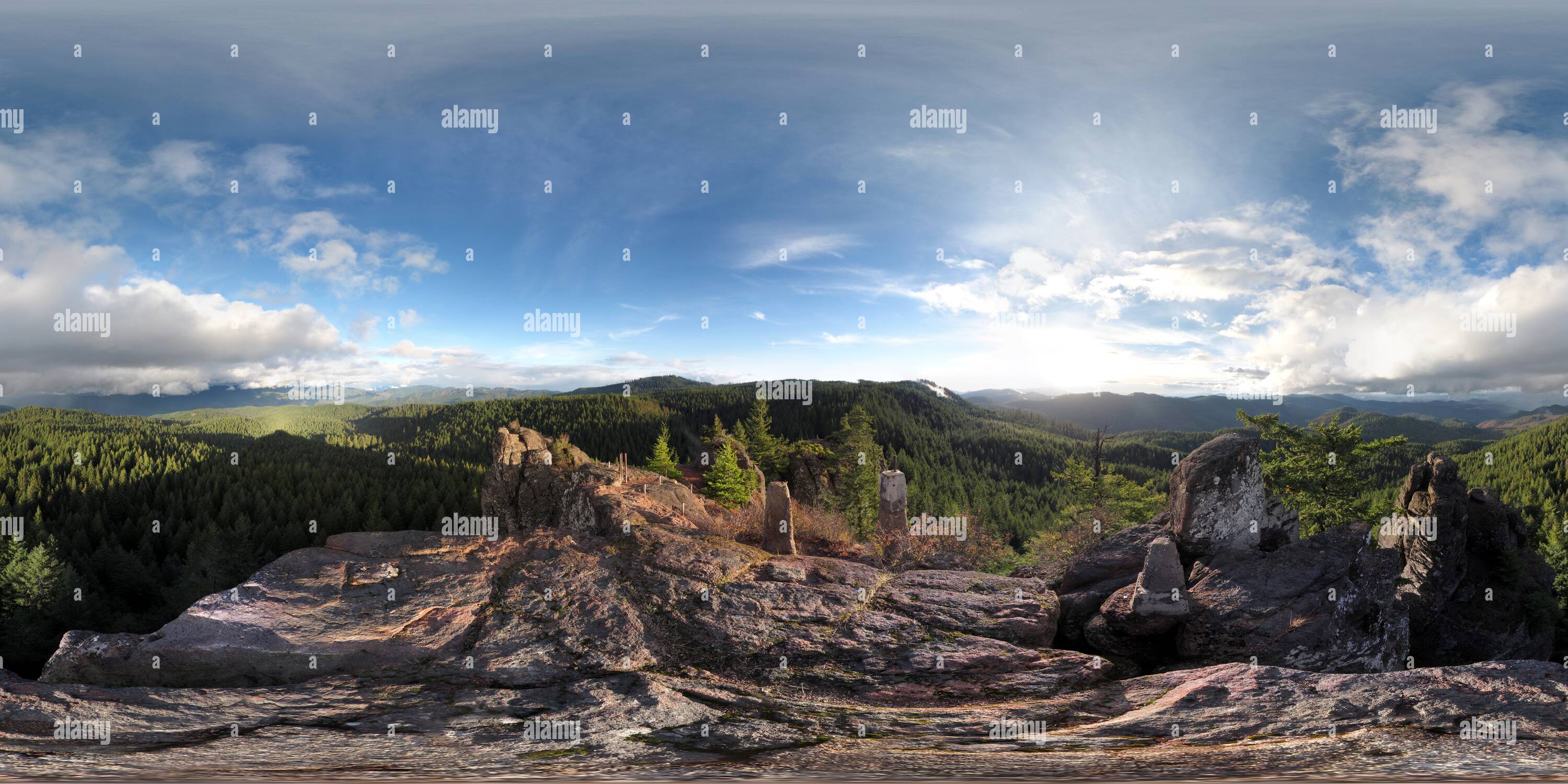 360° view of Diamond Rock (4220'/1286m) summit - Alamy