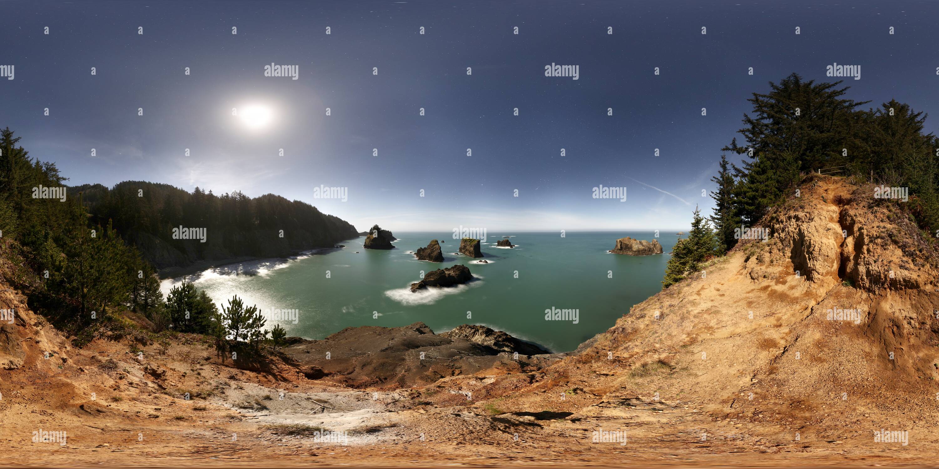360° view of Pacific Ocean - Windy Point moonlight - Alamy