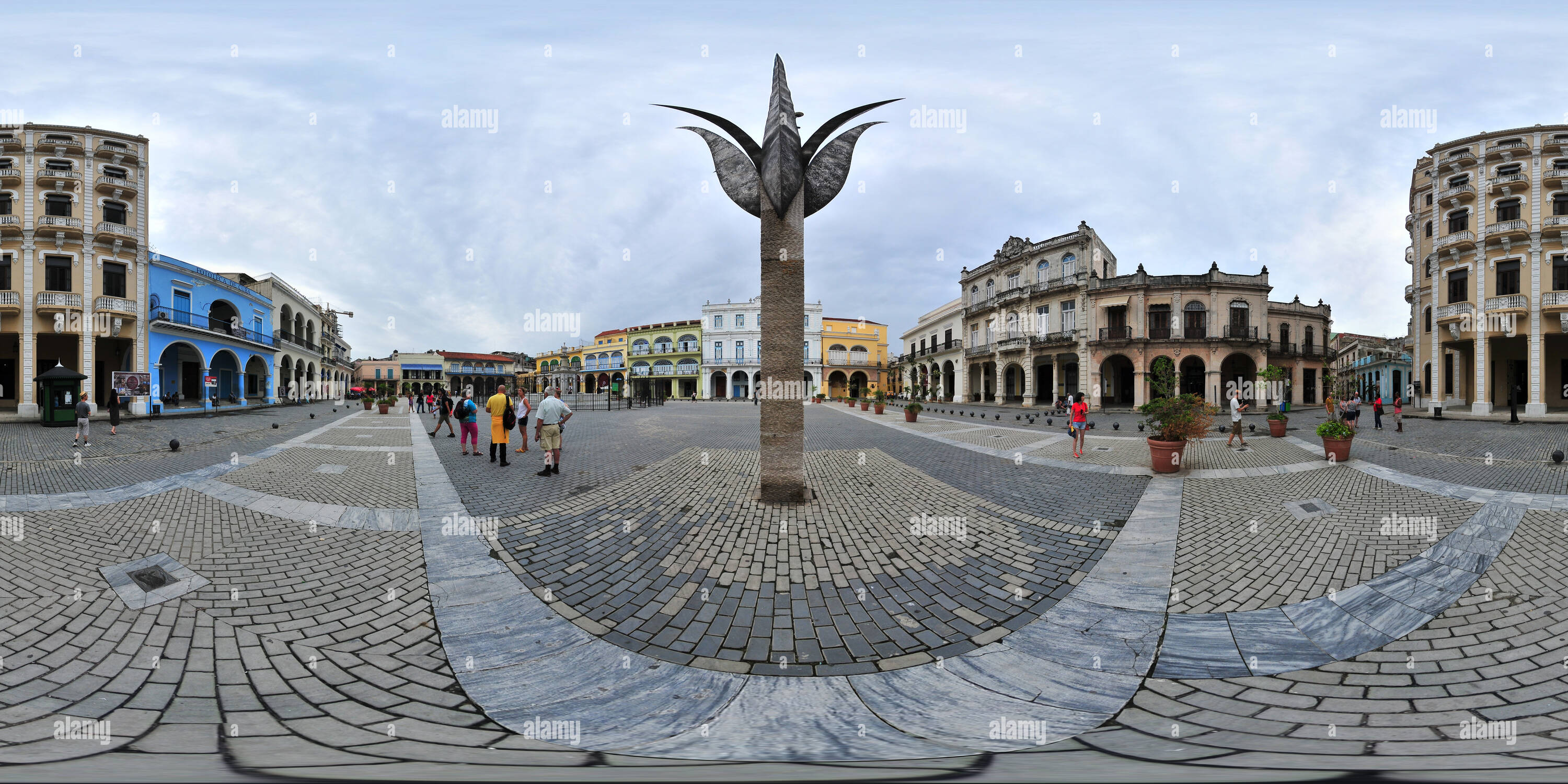360° view of Cuba - Havanna Plaza Vieja and Palm sculpture - Alamy