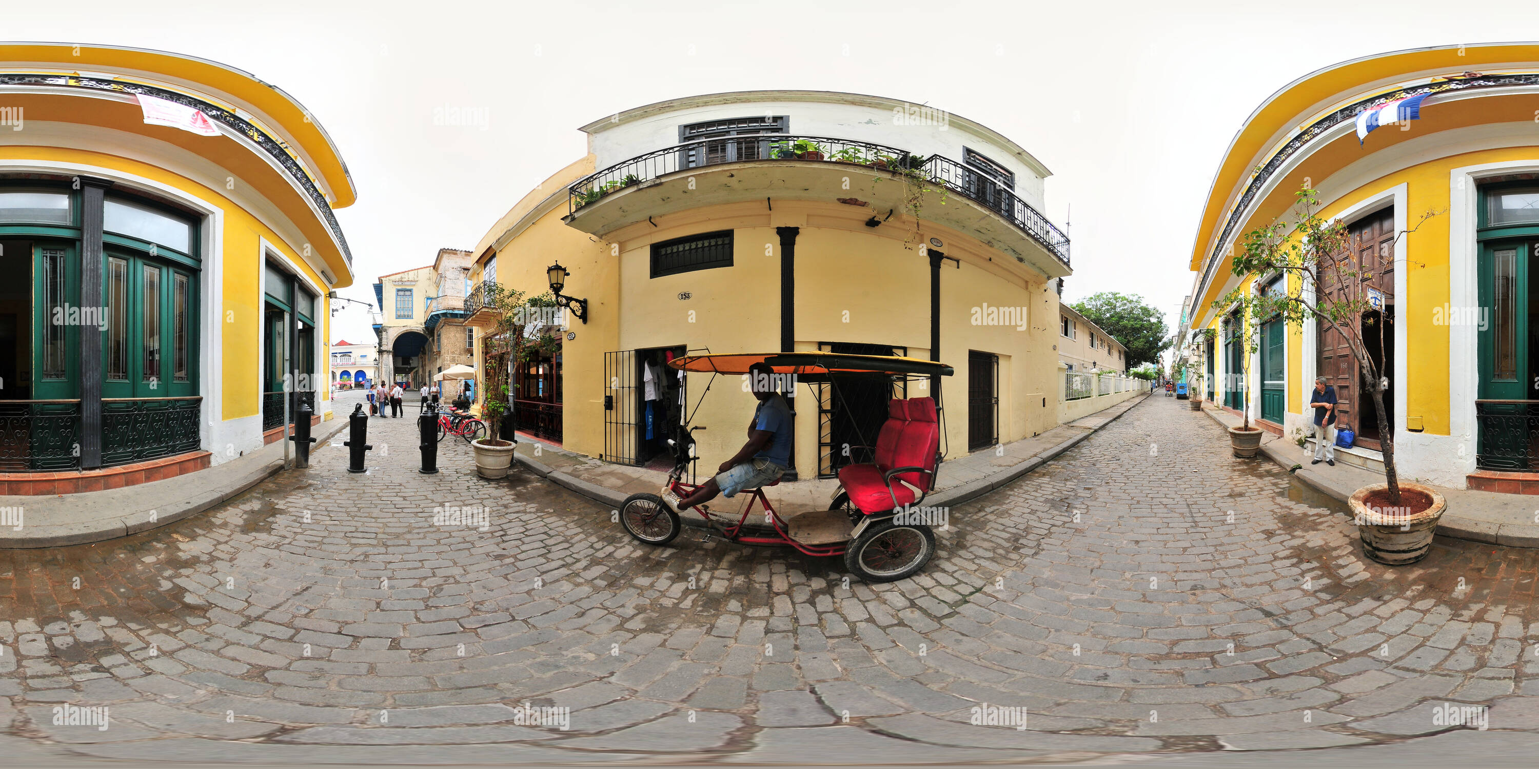 360° view of Cuba - Havanna, Muralla Street, Bicitaxi - Alamy