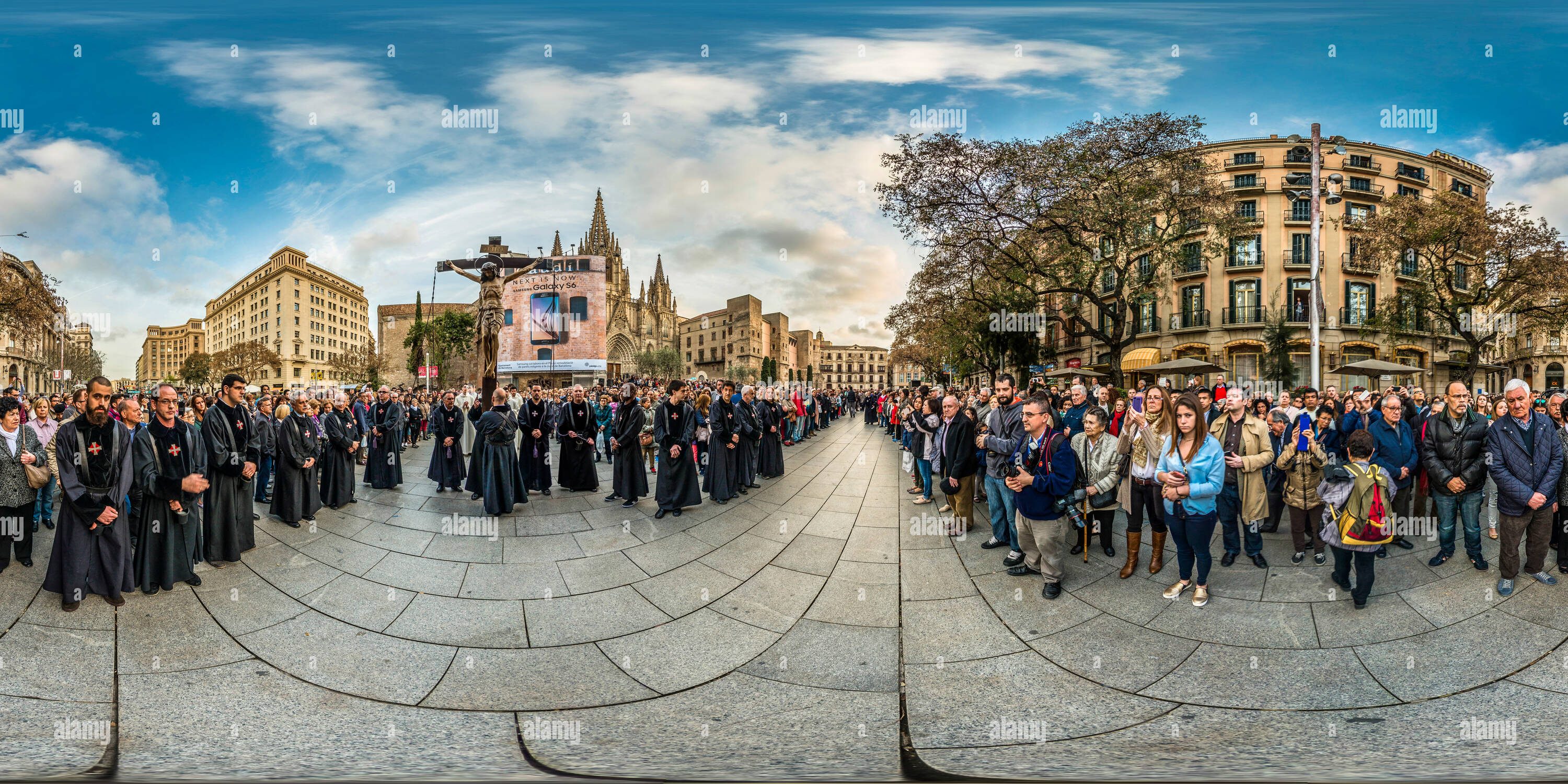 360° view of Good Friday Procession in Barcelona 2015 - Alamy