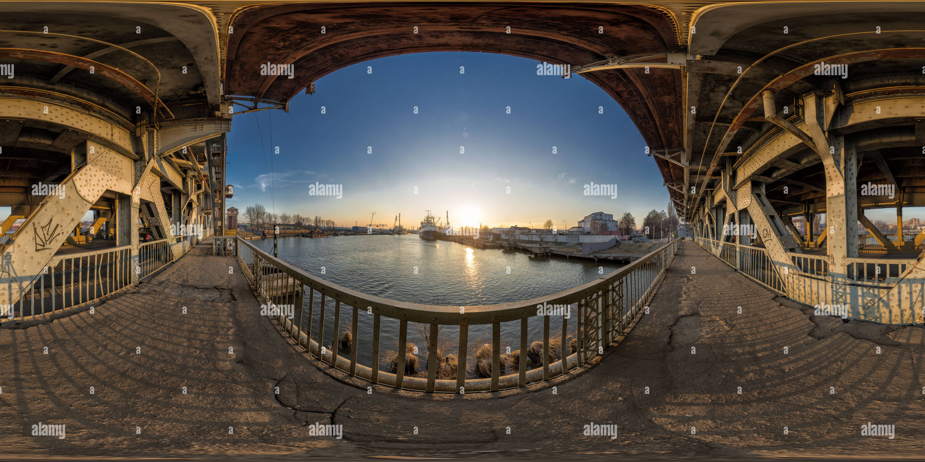 360° view of The railway bridge - Alamy