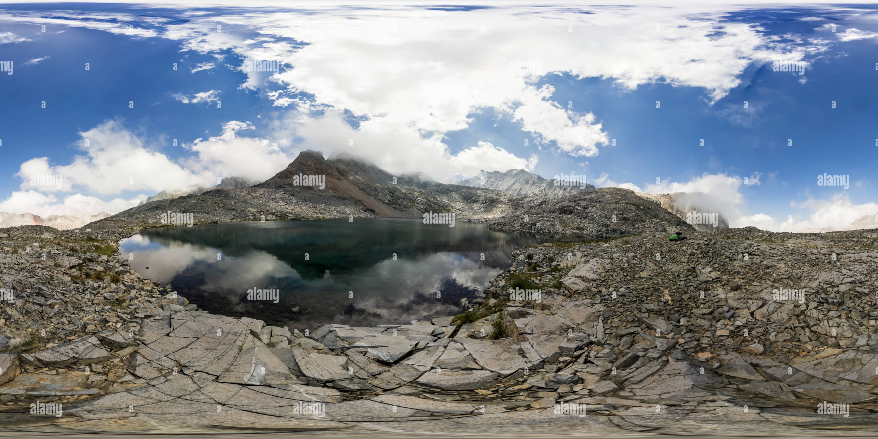 360° view of Remote Lake in Nine Lakes Basin - Alamy