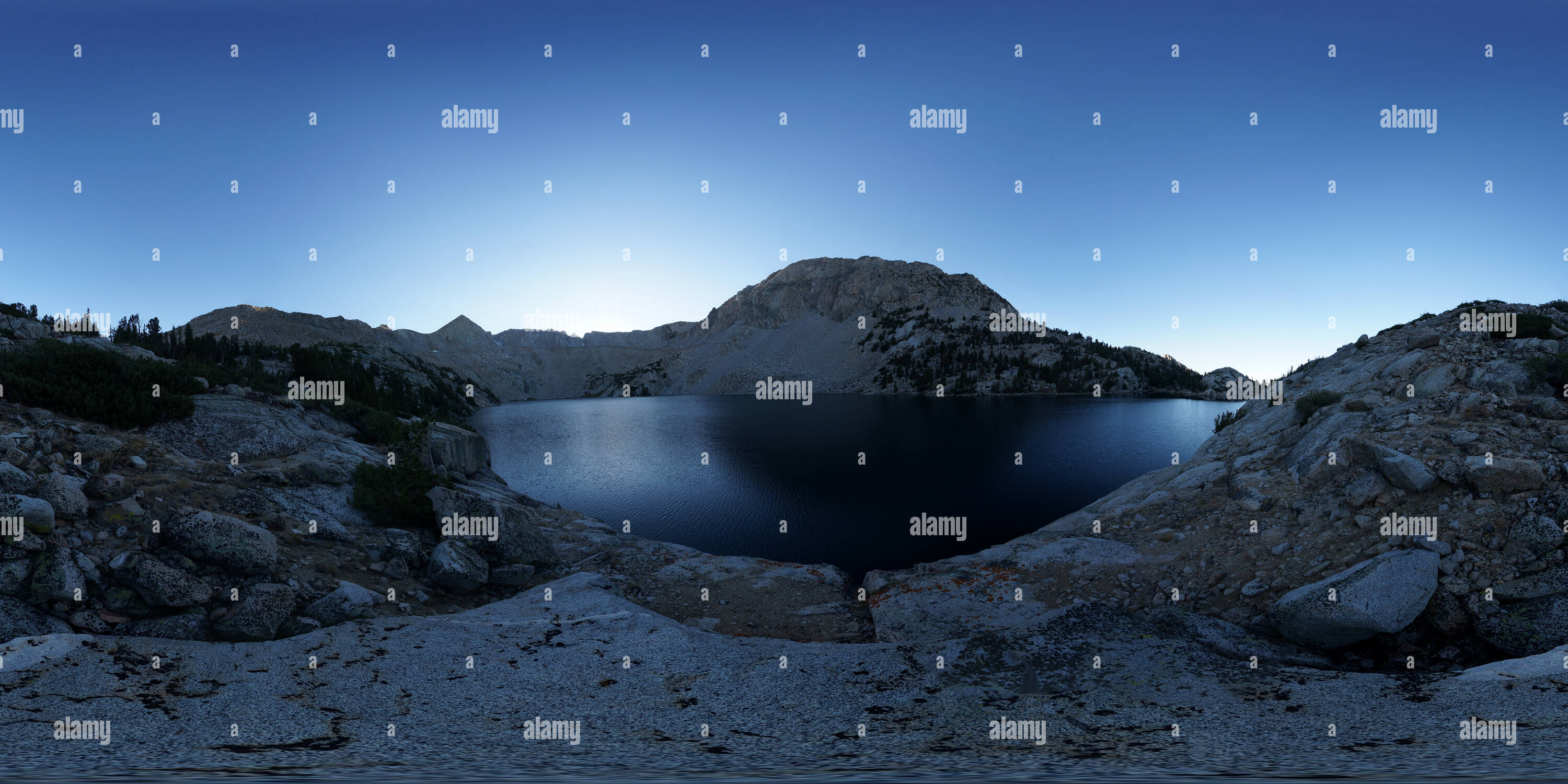 360° view of Upper Lamarck Lake at Twilight - Alamy