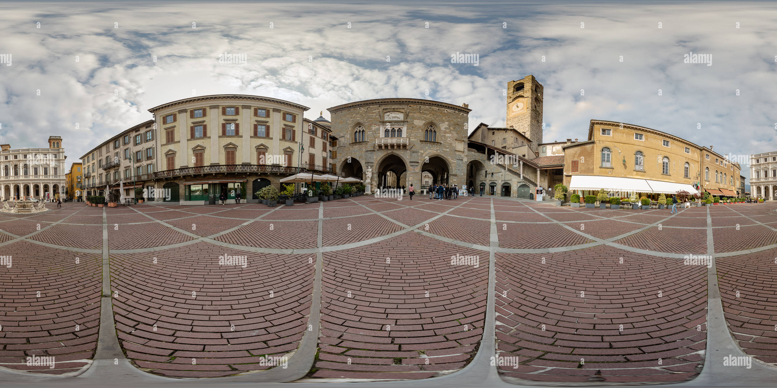 360° view of Bergamo. Piazza Vecchia - Alamy