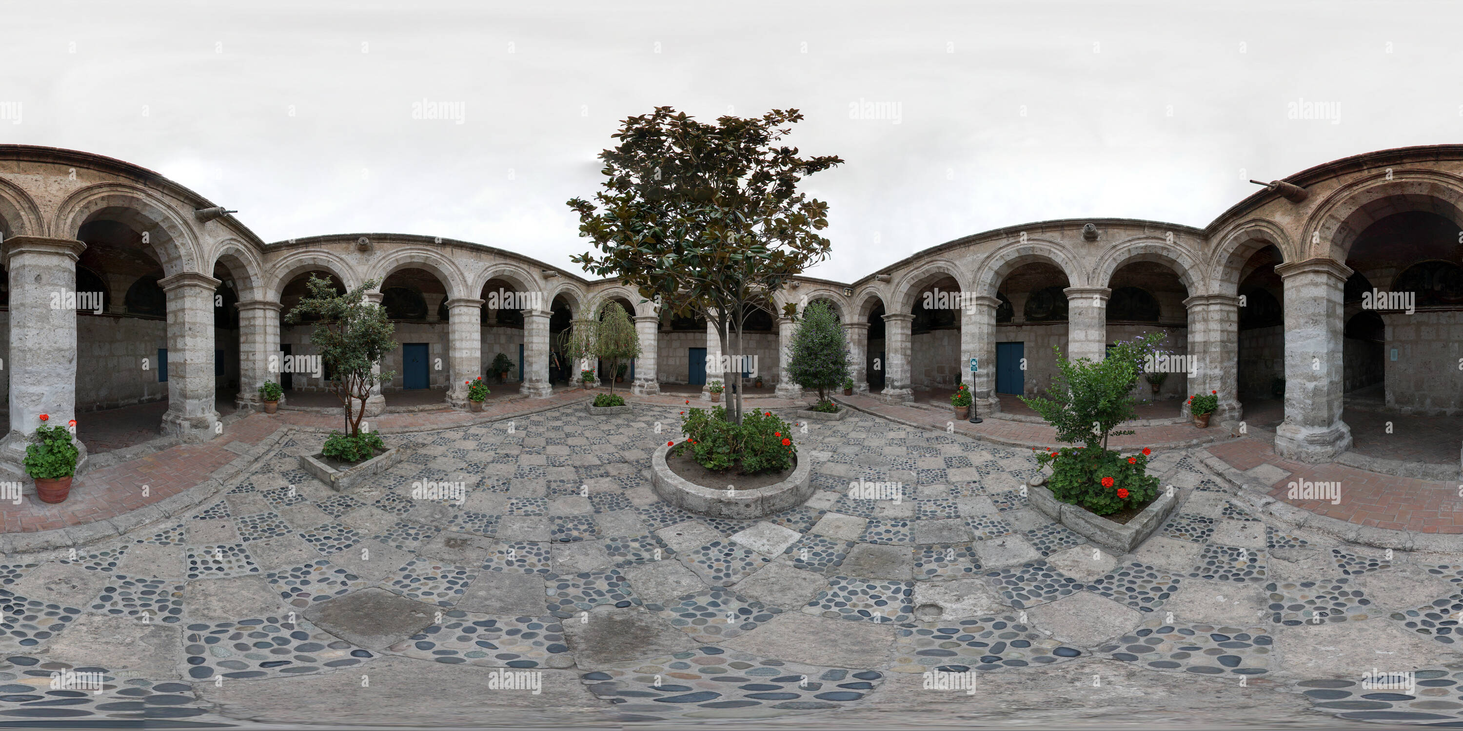 360° view of claustro de las novicias - Alamy
