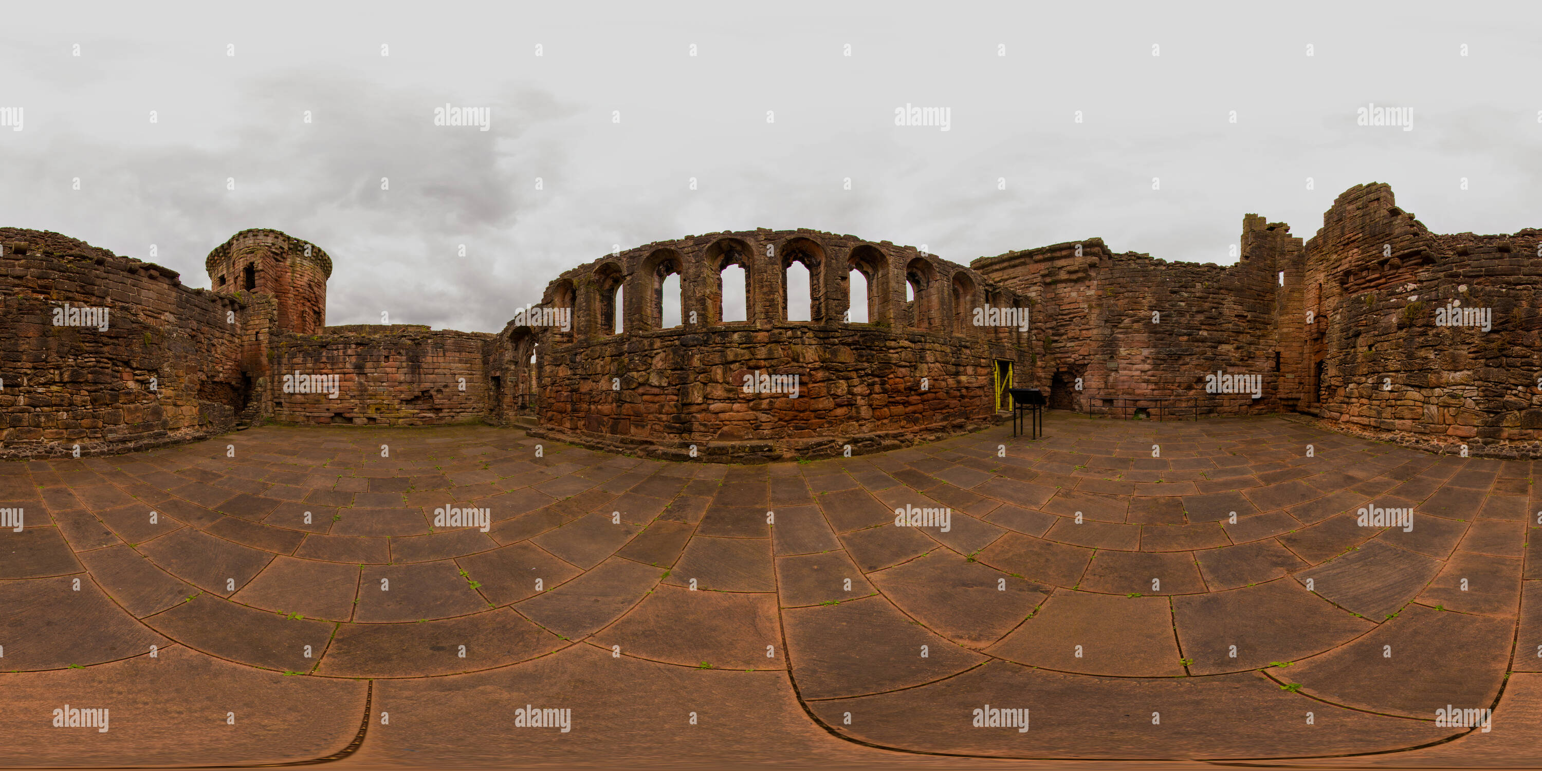 360° view of Bothwell Castle South East Tower - Alamy