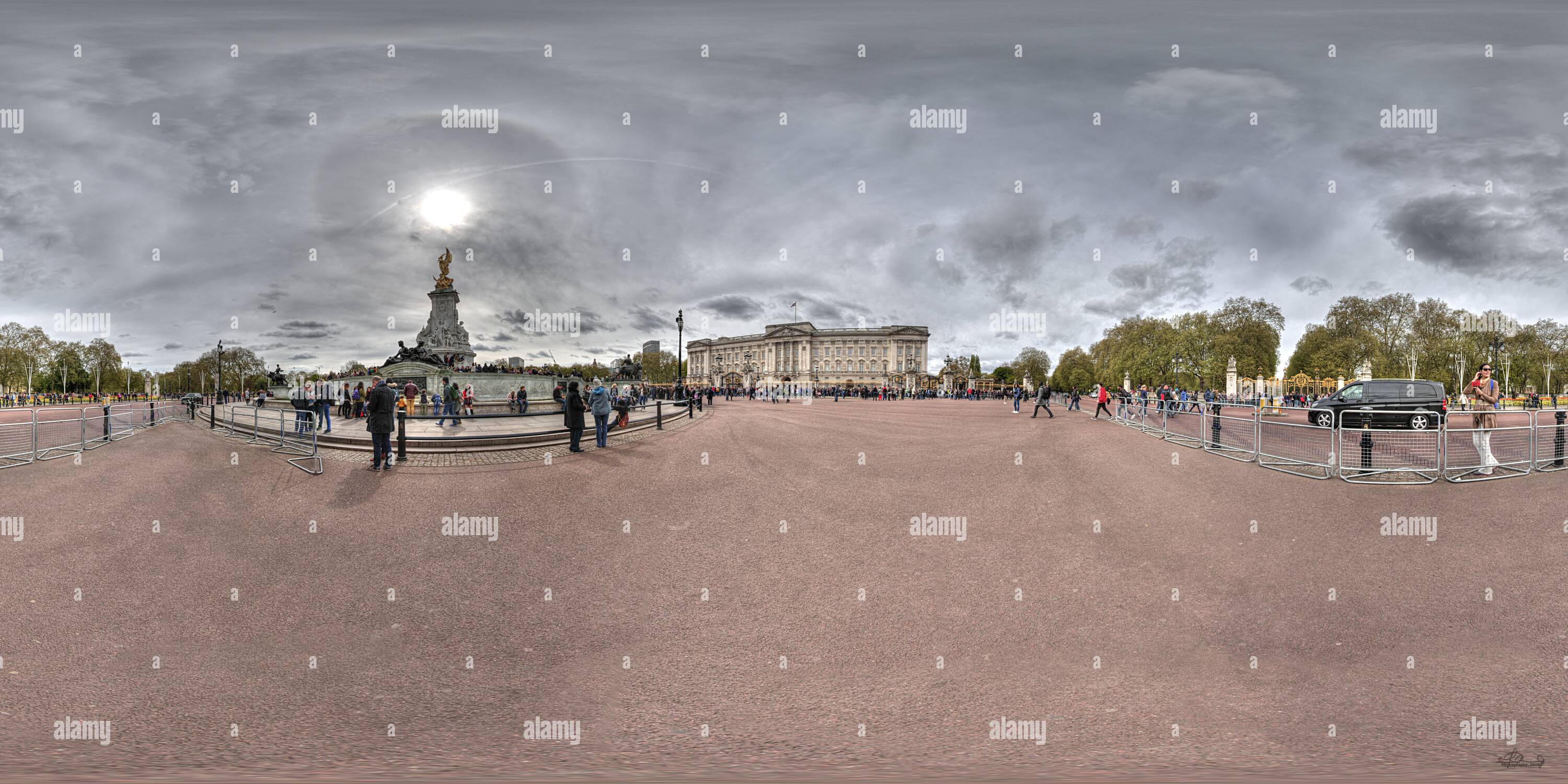 360° view of Beside Queen Victoria Memorial at Buckingham Palace - Alamy