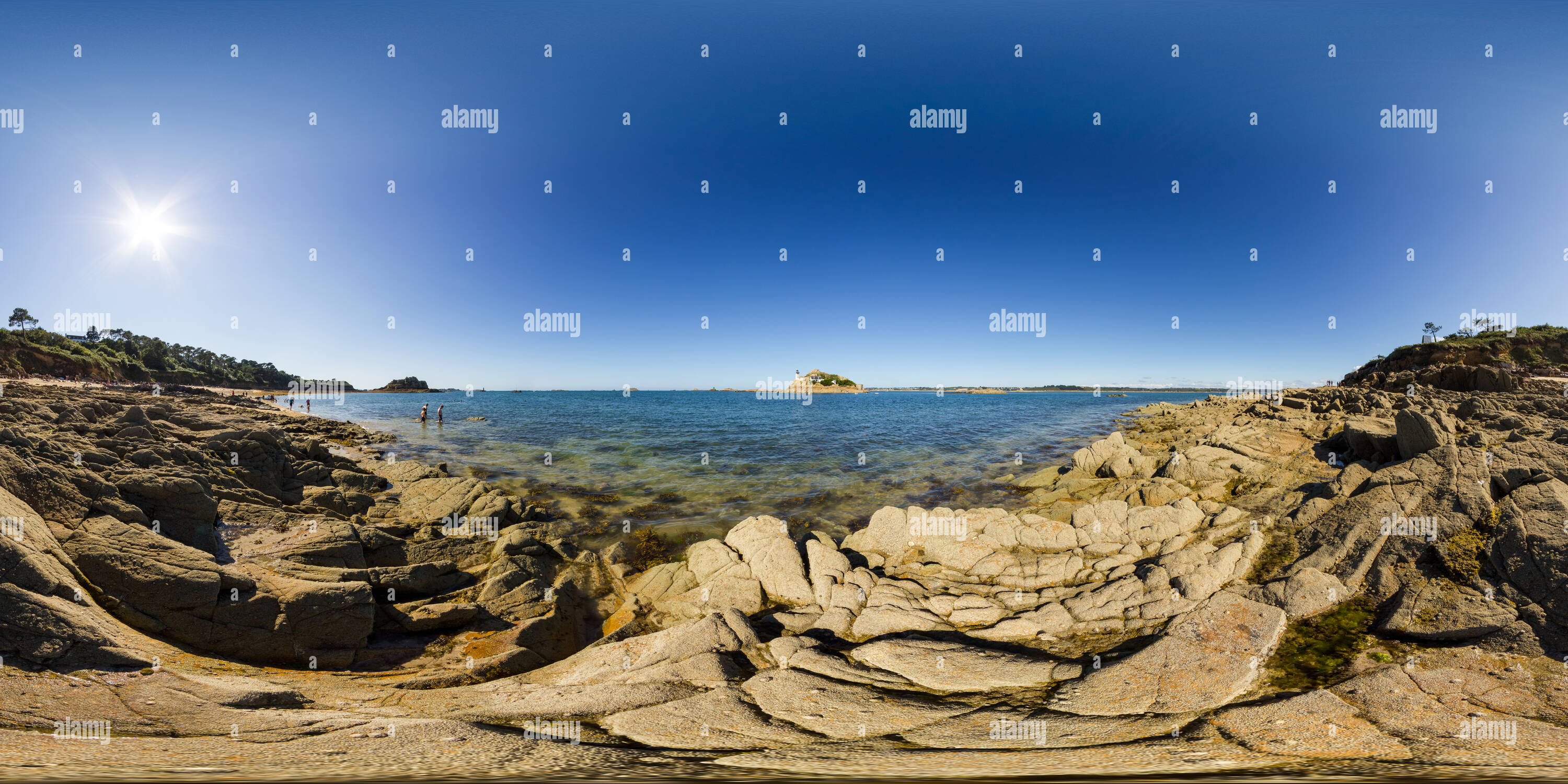 360° view of Beautiful Tahiti beach in the peninsula of Carantec ...