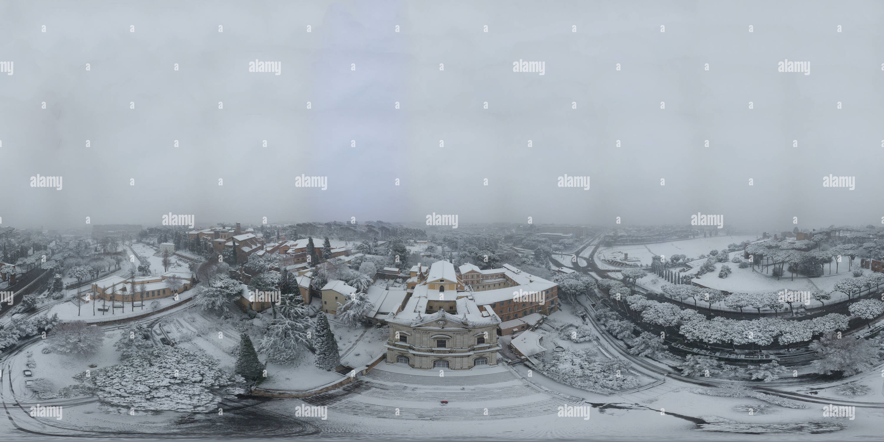 360° view of Snowy Rome - Coliseum and Fori Romani - Alamy