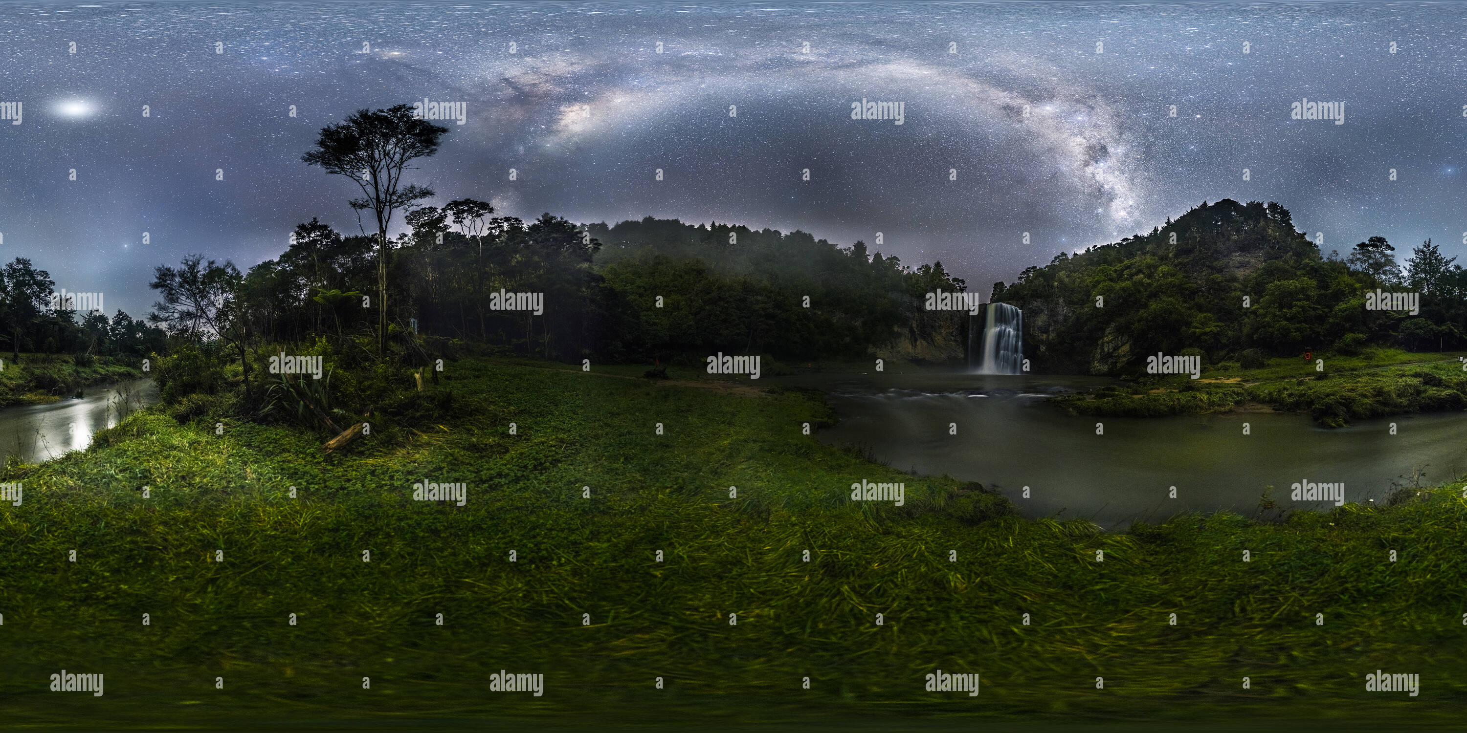 360° view of Milky way over Hunua Falls, Auckland - Alamy