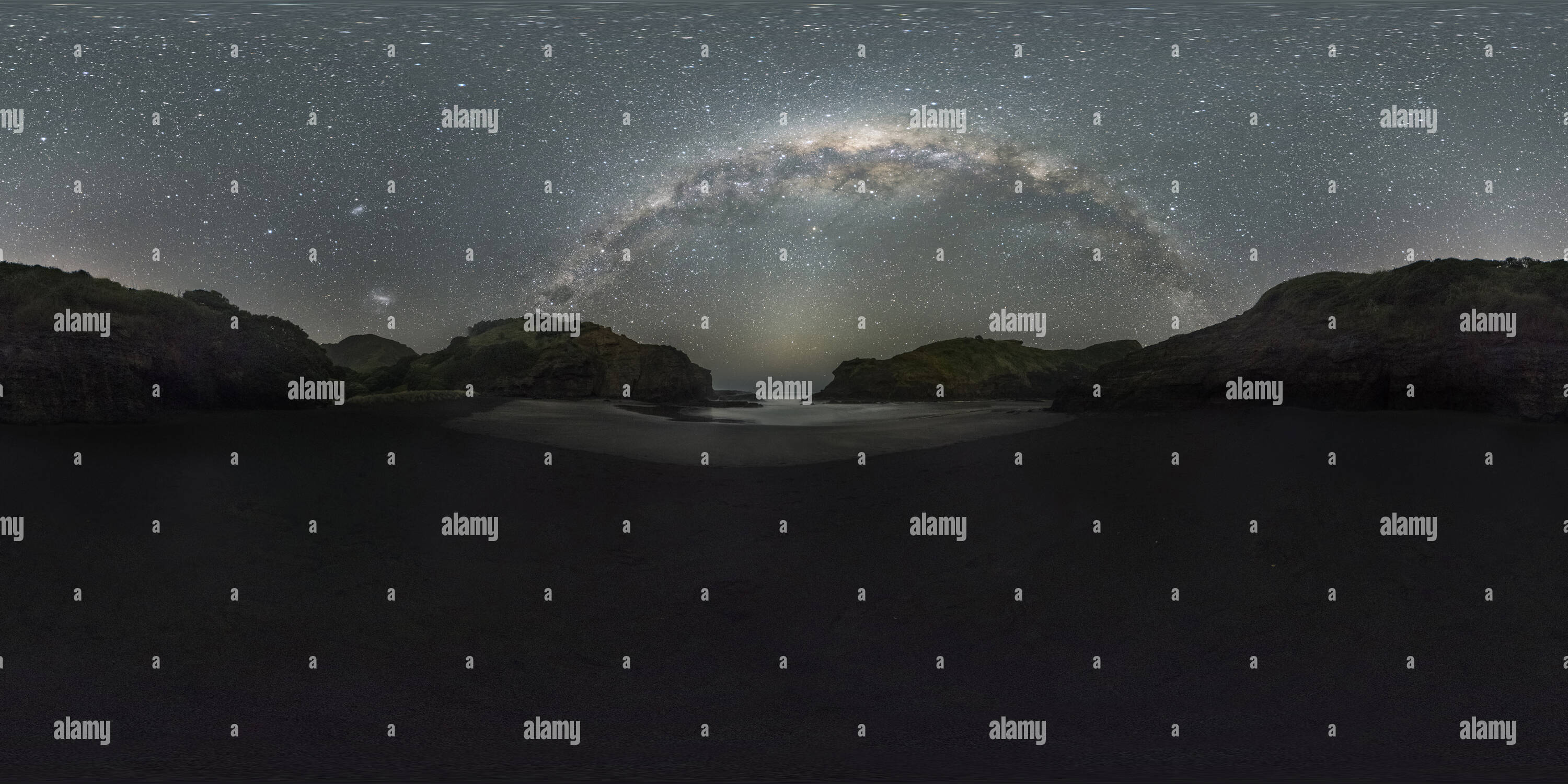360° view of Milky way over Piha Beach, Auckland - Alamy