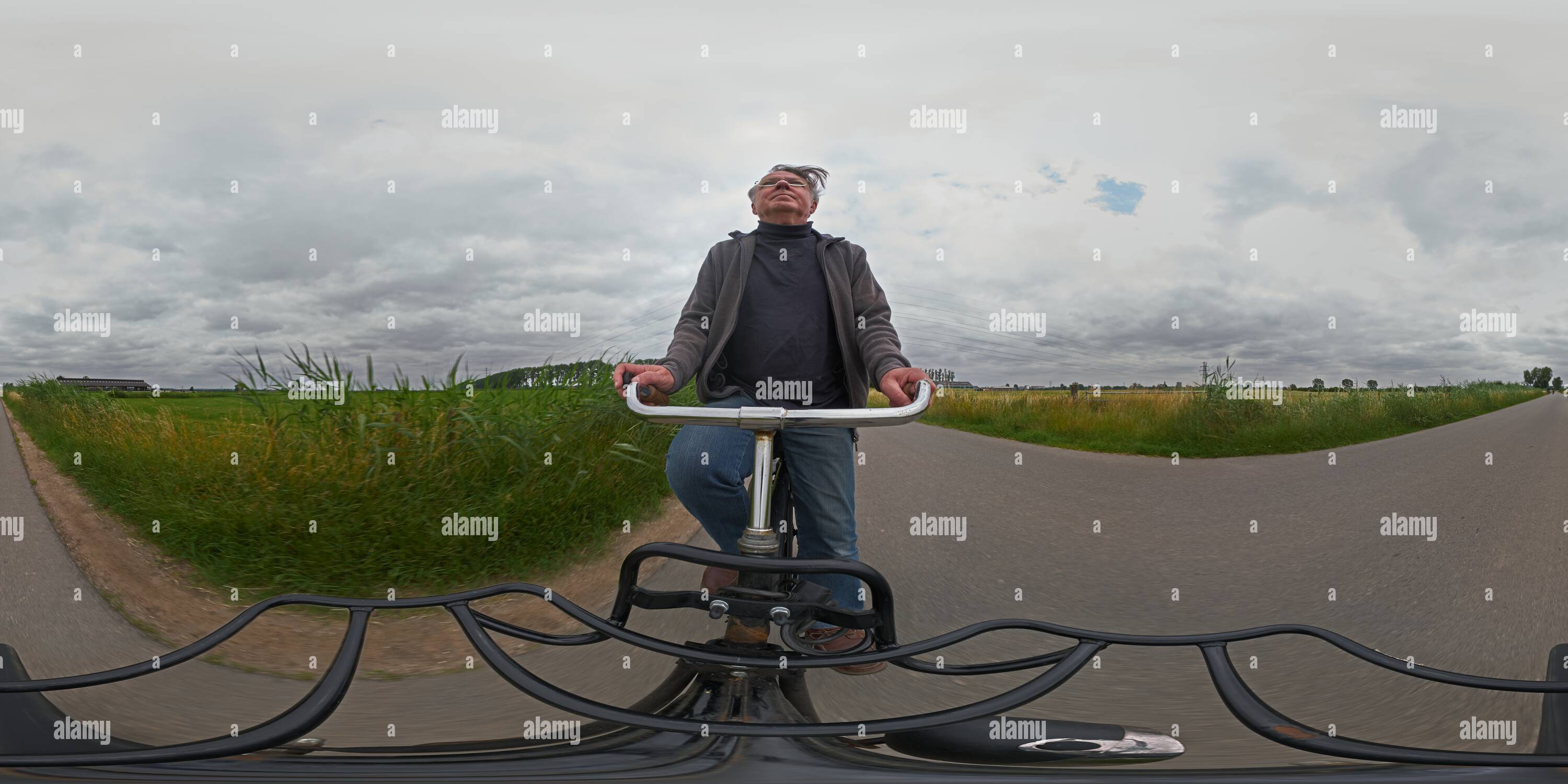 360° view of Facing the headwind on my bicycle - Alamy