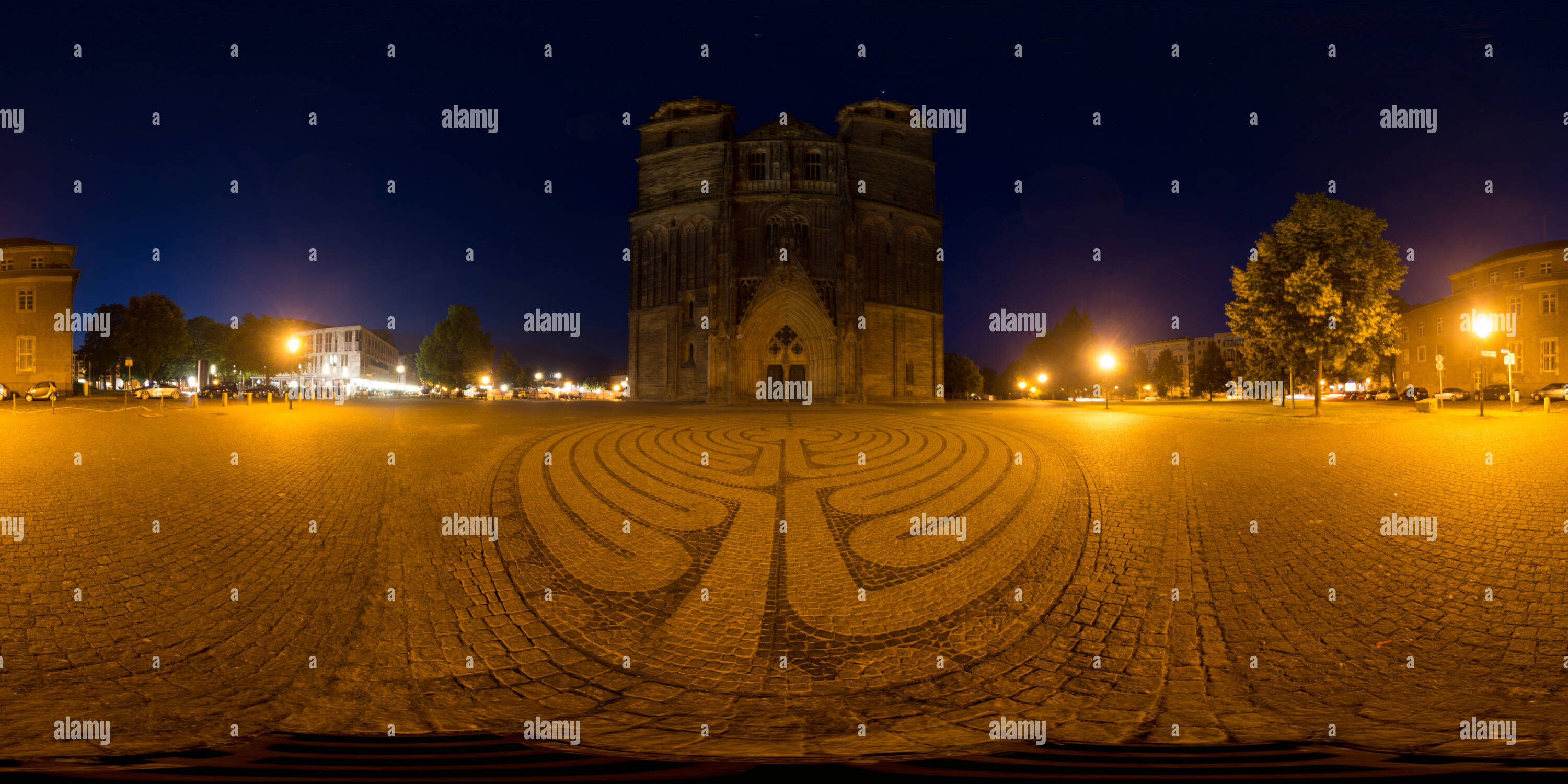360° view of at the cathedral by night - Alamy